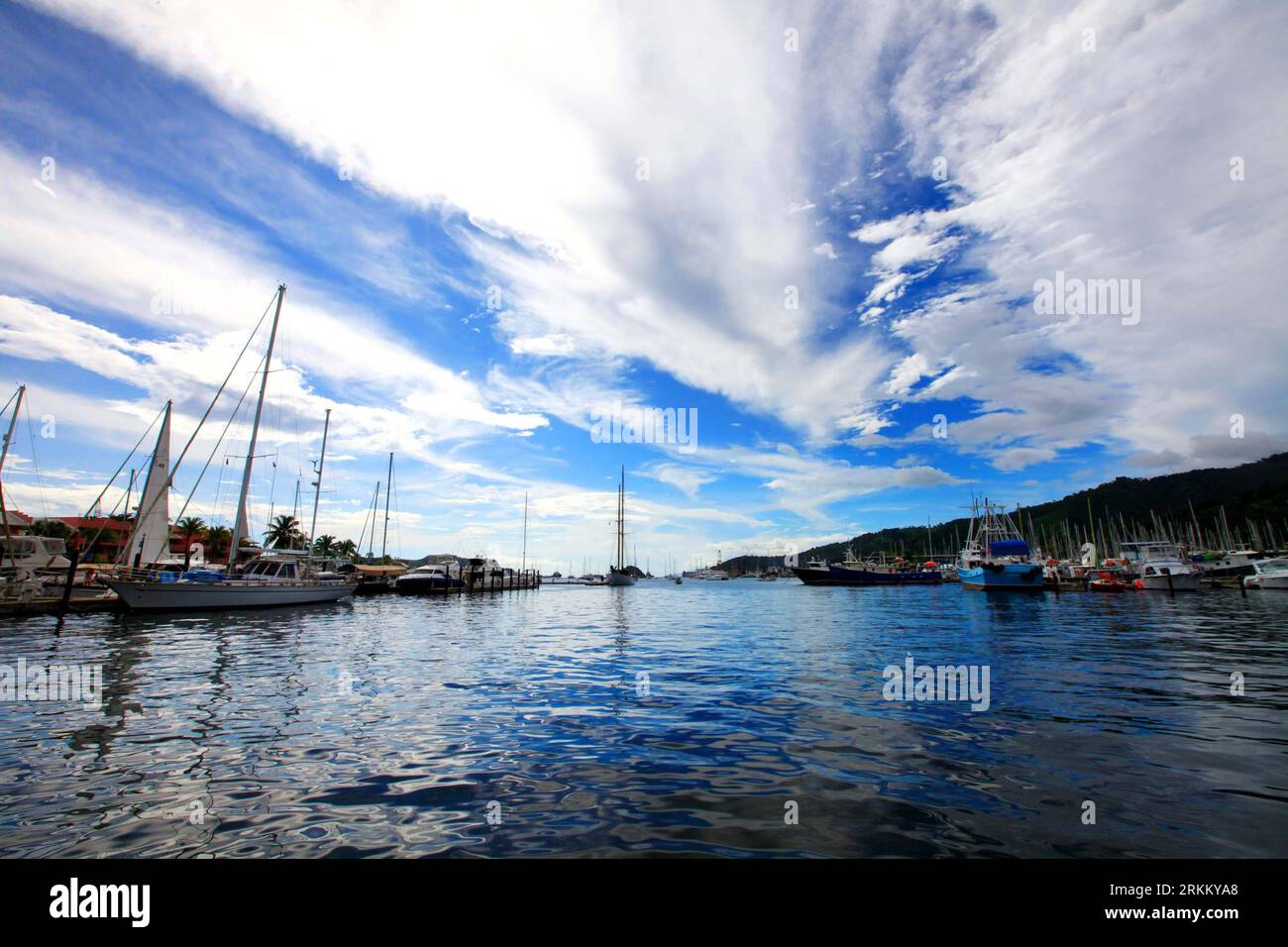 (111117) -- PORT OF SPAIN, Nov. 17, 2011 (Xinhua) -- Photo taken on Nov ...