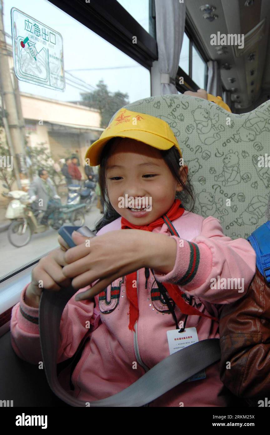 Children getting on school bus hi-res stock photography and images - Alamy