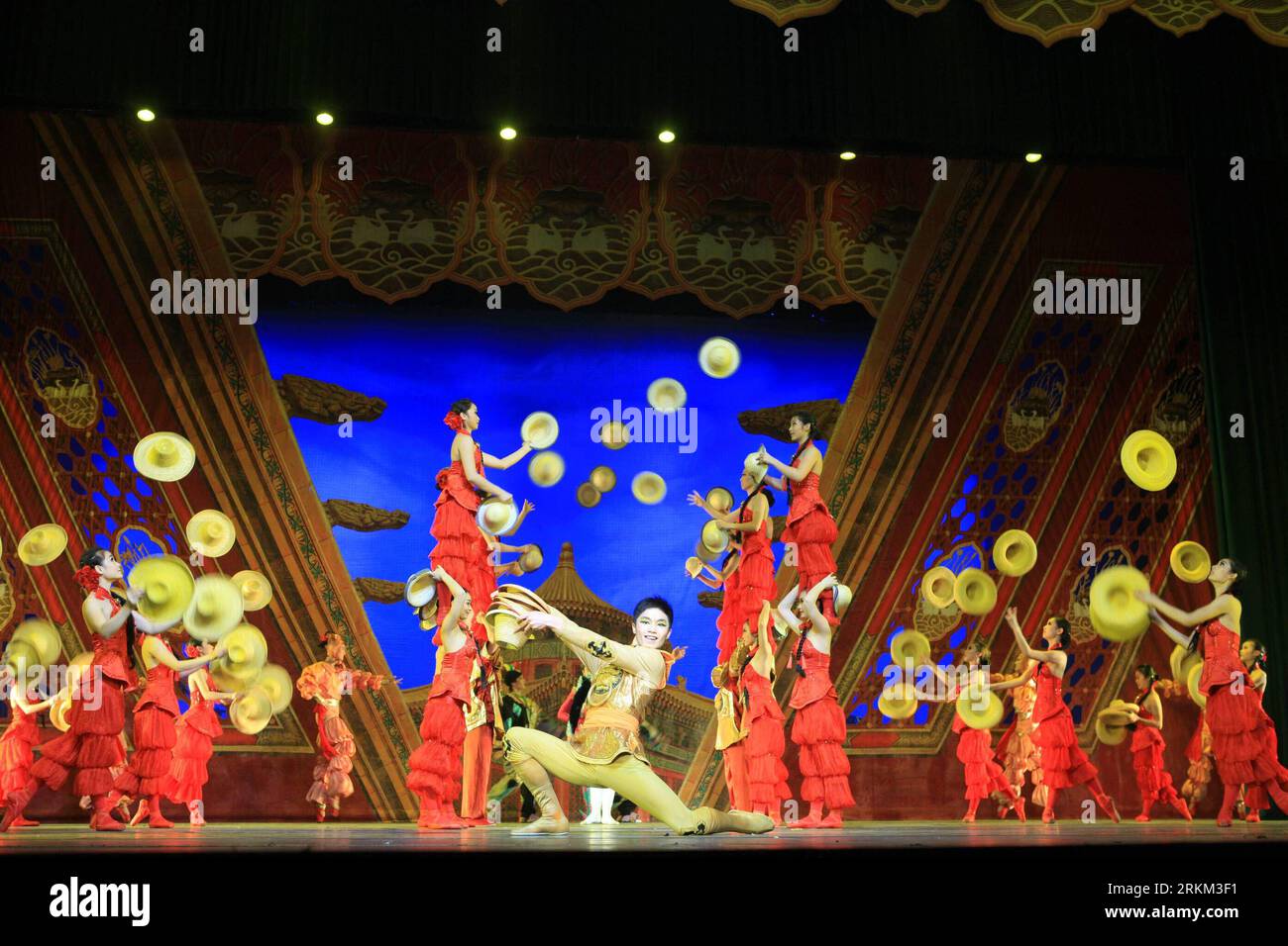 Swan show 2004 hi-res stock photography and images - Alamy