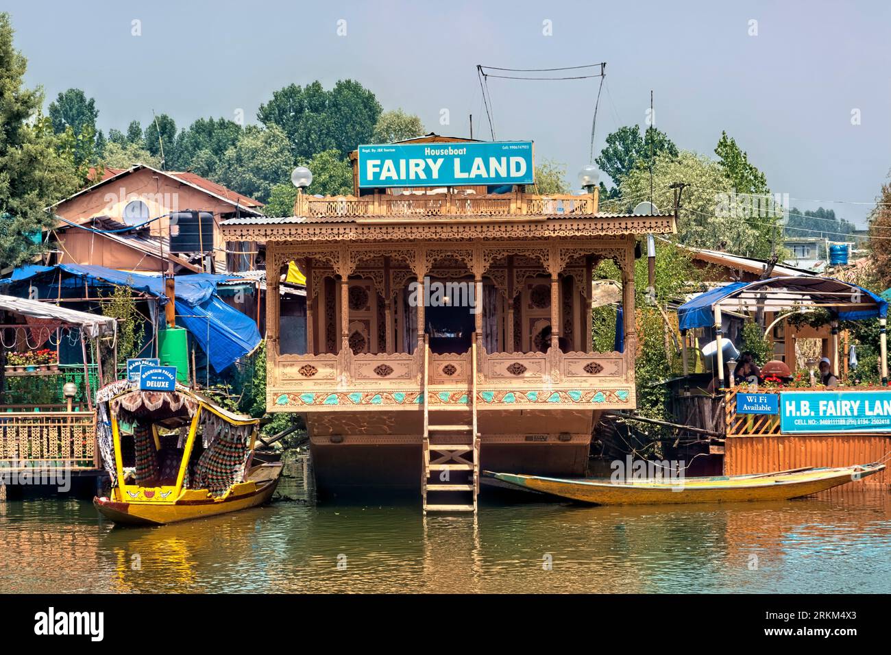 Houseboat life on Dal Lake, Srinagar, Kashmir, India Stock Photo - Alamy