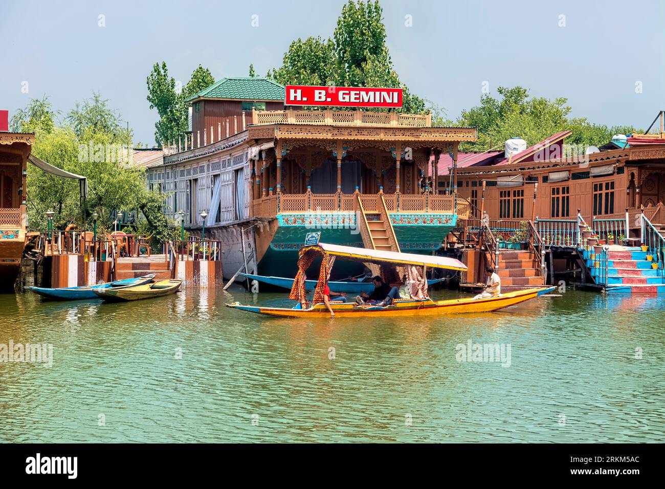 Houseboat life on Dal Lake, Srinagar, Kashmir, India Stock Photo - Alamy