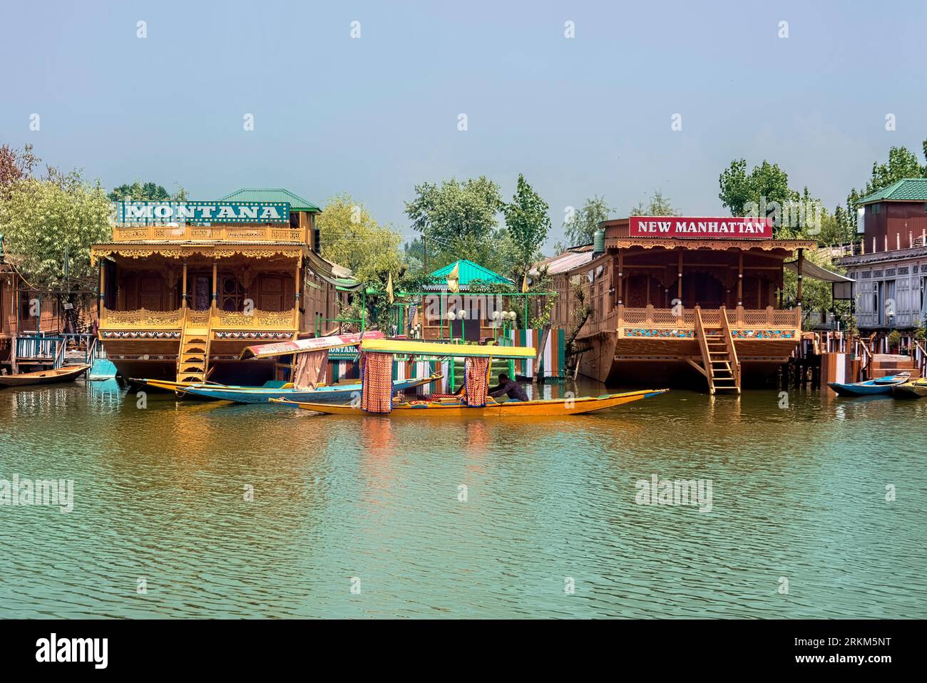Houseboat life on Dal Lake, Srinagar, Kashmir, India Stock Photo - Alamy