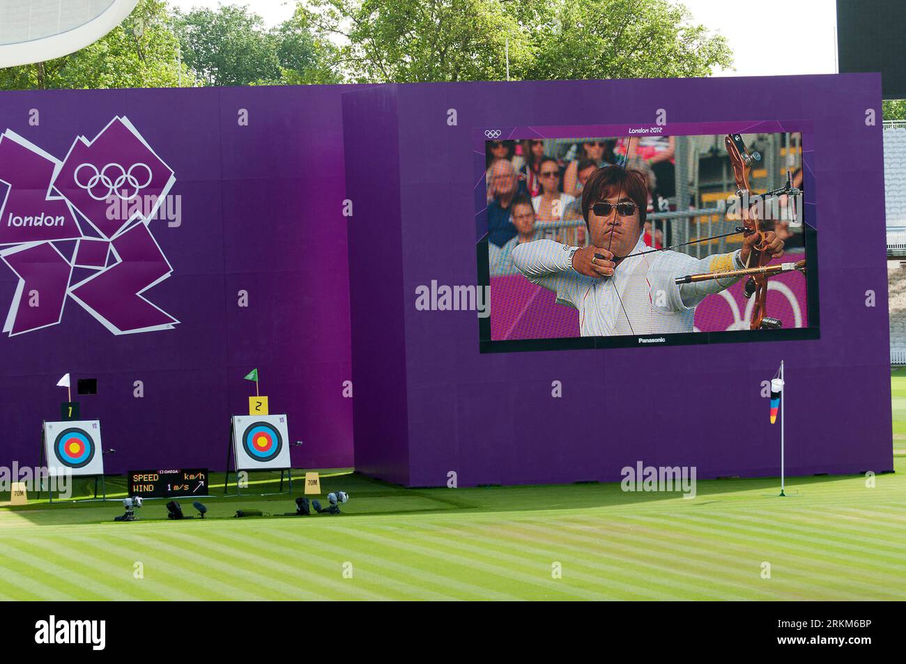 Archery target olympics hi-res stock photography and images - Alamy