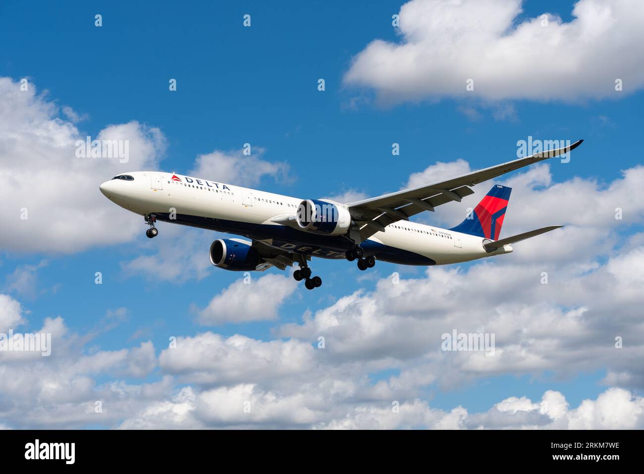 Delta Air Lines Airbus A330-941N jet airliner plane N409DX on finals to ...