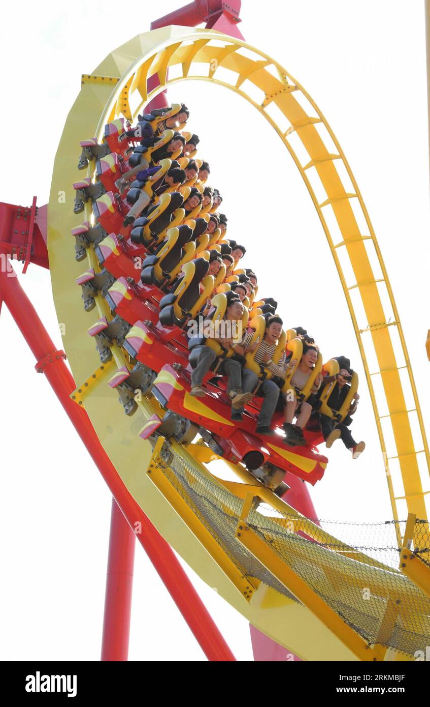 Freizeitpark achterbahn hi-res stock photography and images - Alamy
