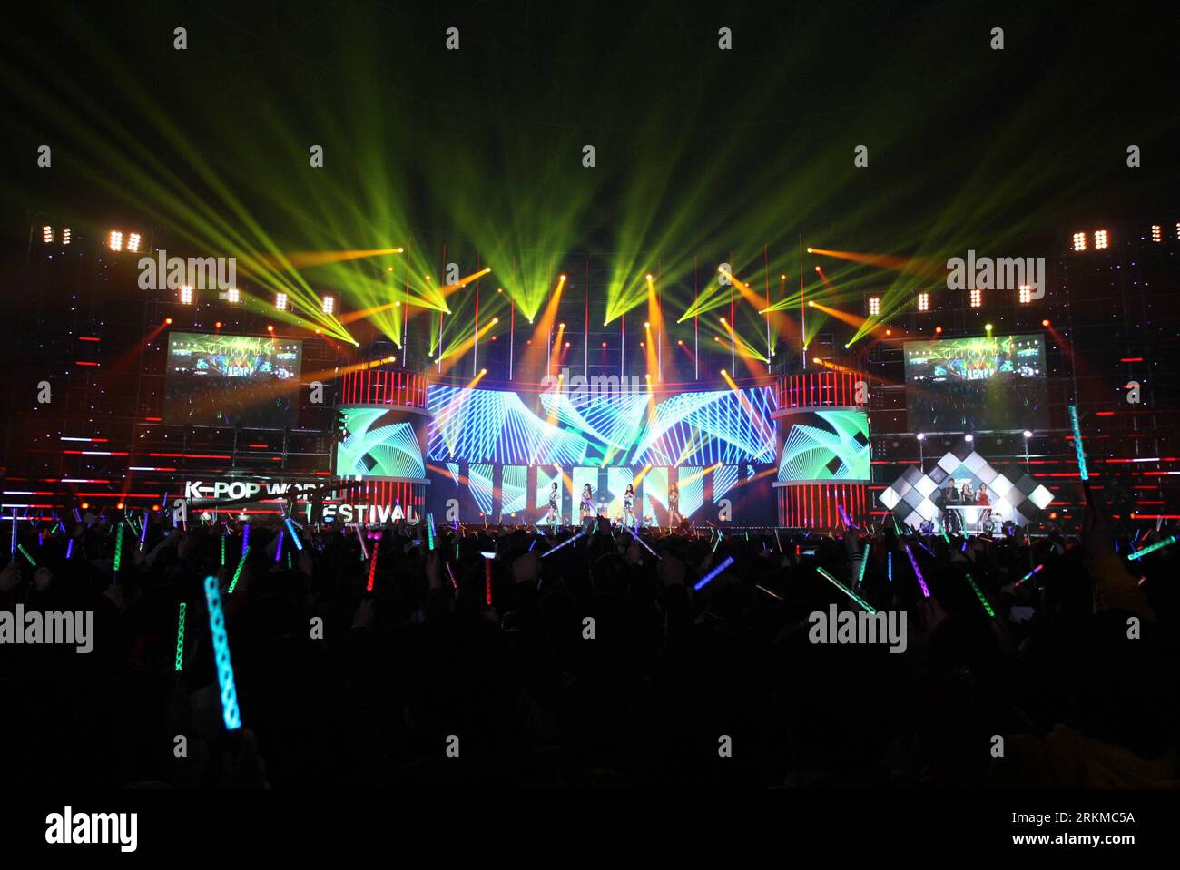 K pop fans korea hi-res stock photography and images - Alamy