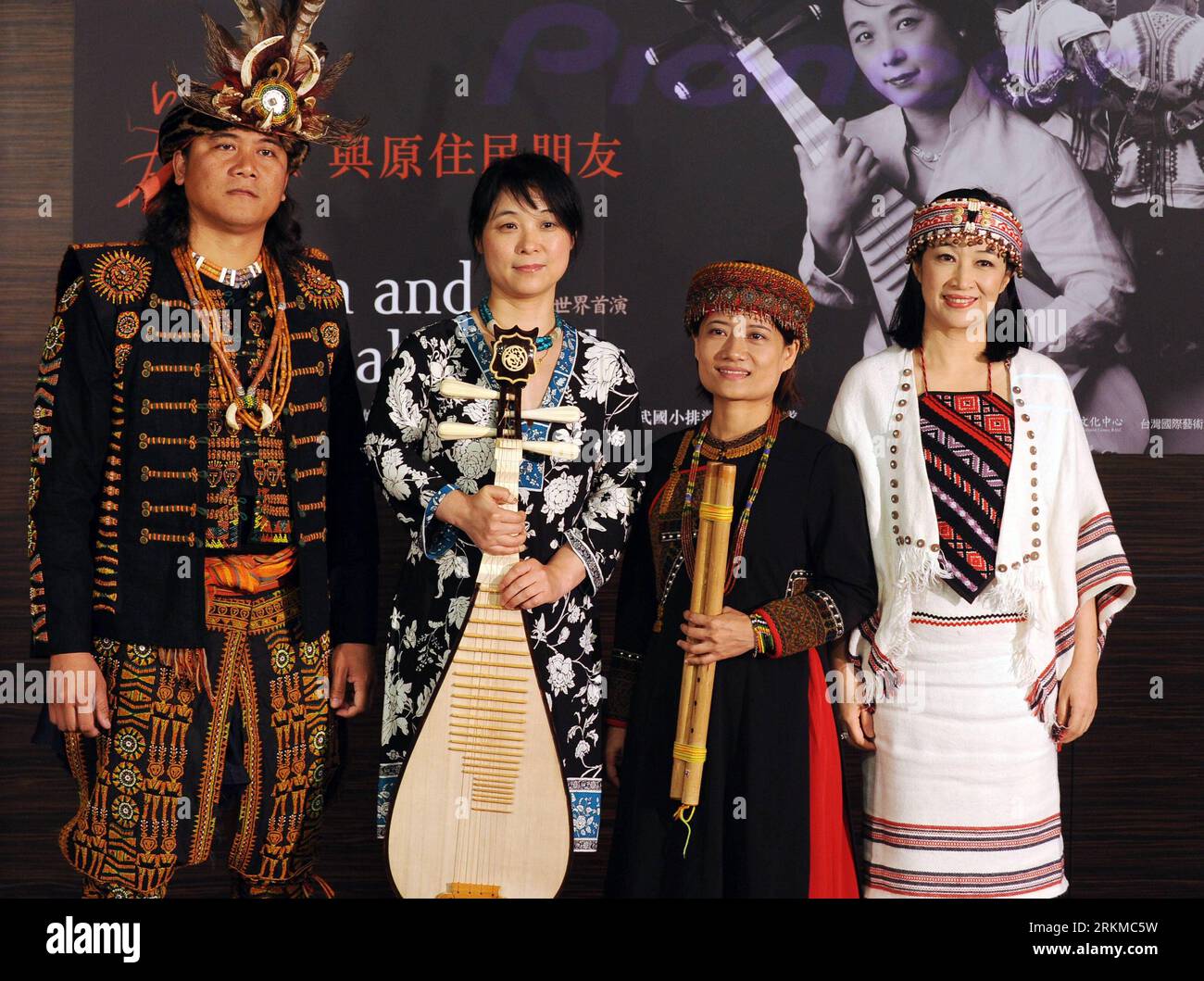 Aboriginal singers hi-res stock photography and images - Alamy