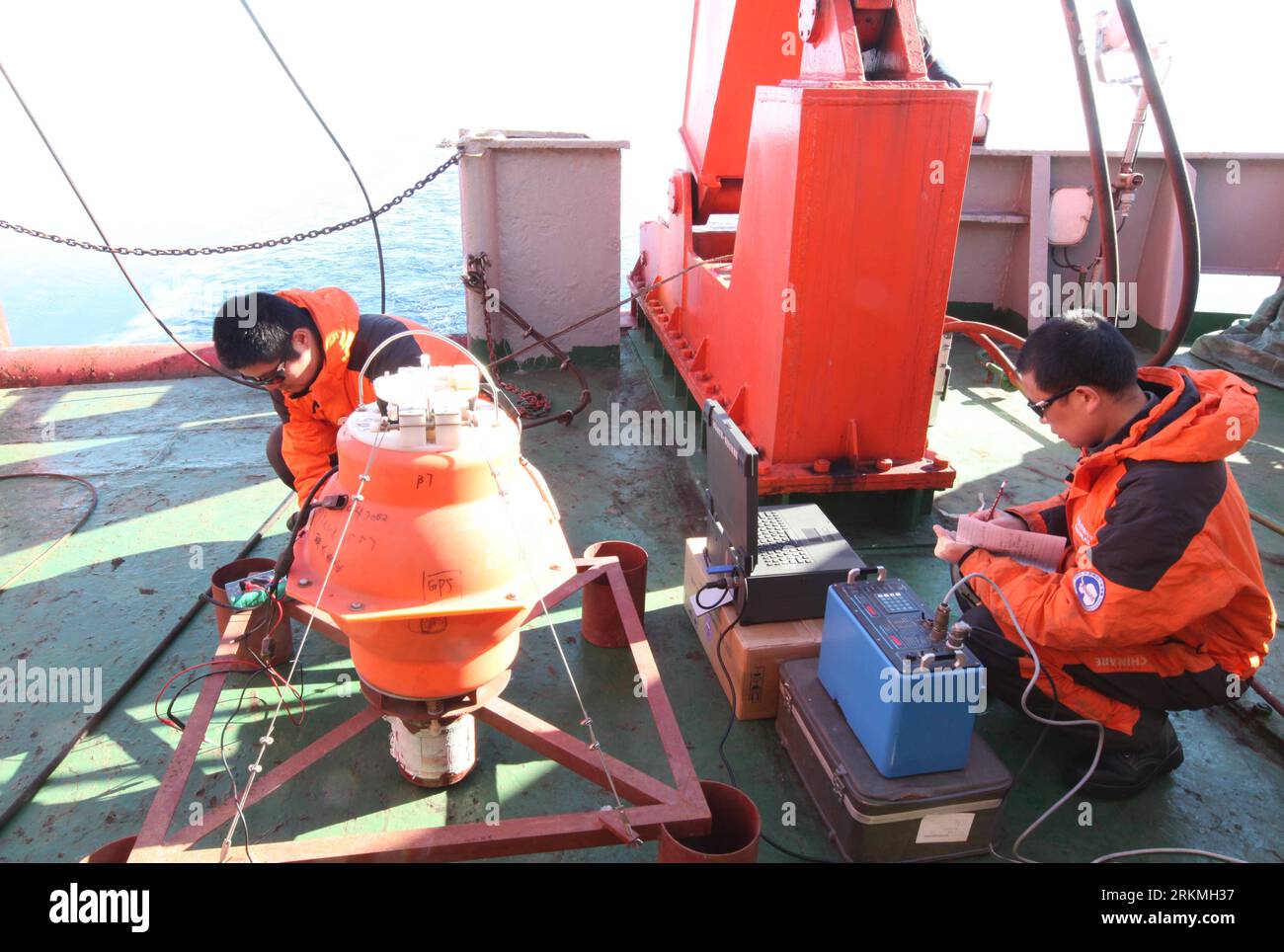 Ocean bottom seismometer hi-res stock photography and images - Alamy