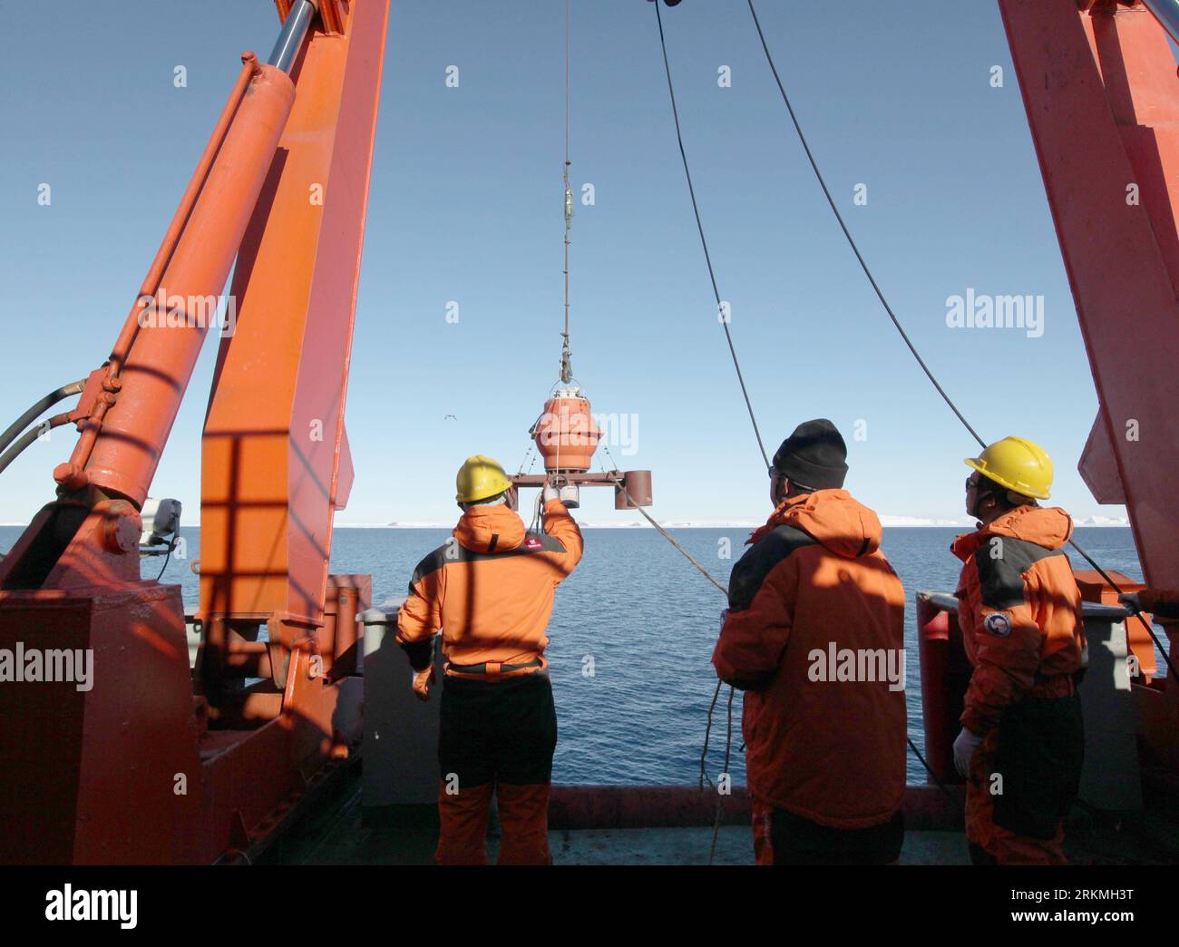 Ocean bottom seismometer hi-res stock photography and images - Alamy