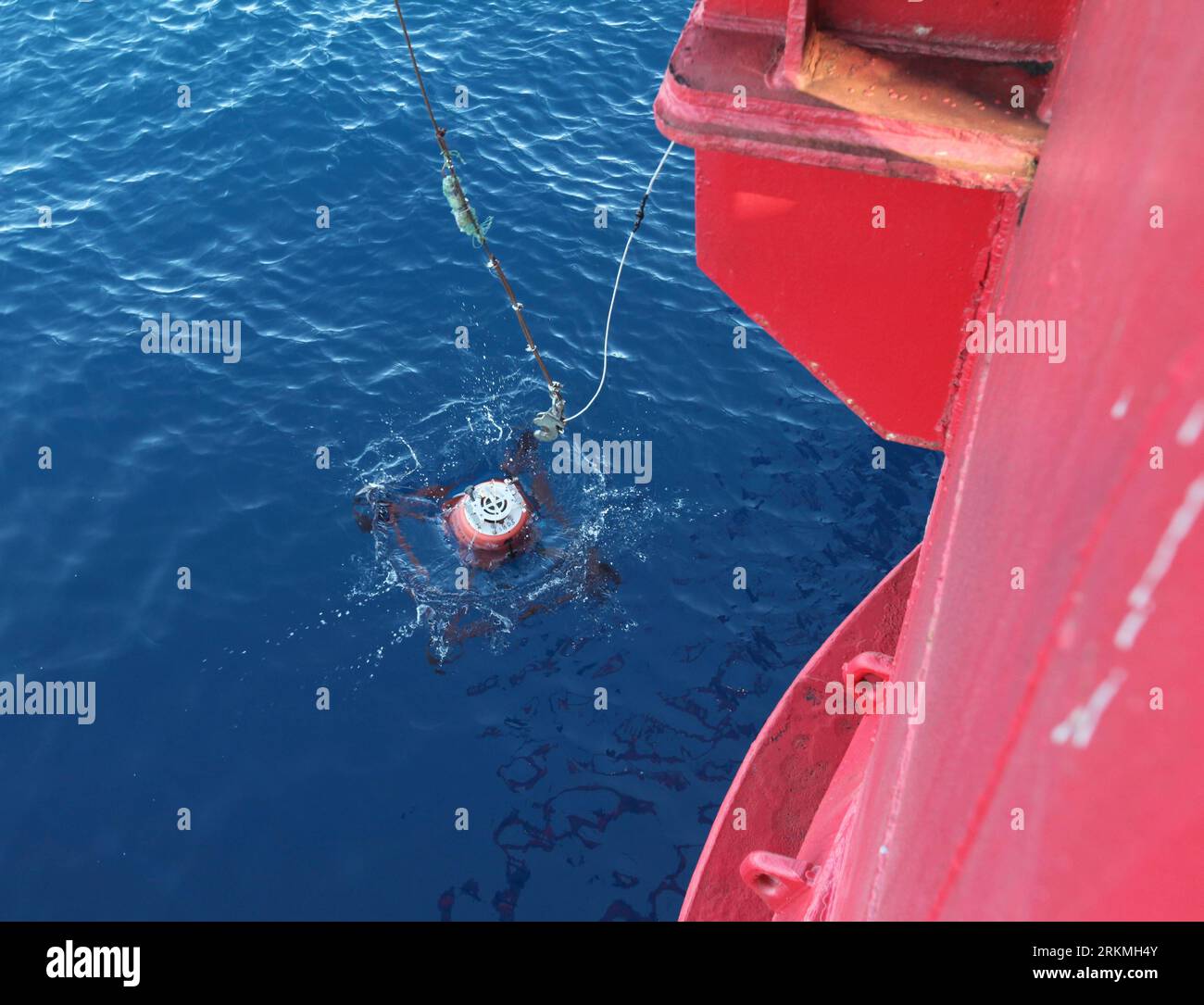 Ocean bottom seismometer hi-res stock photography and images - Alamy