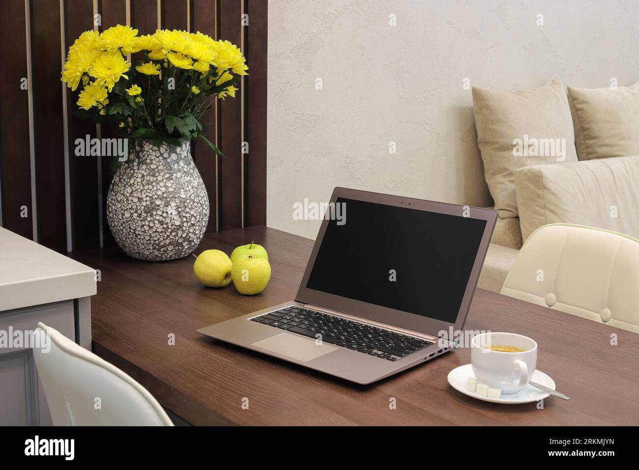Interior computer hi-res stock photography and images - Alamy