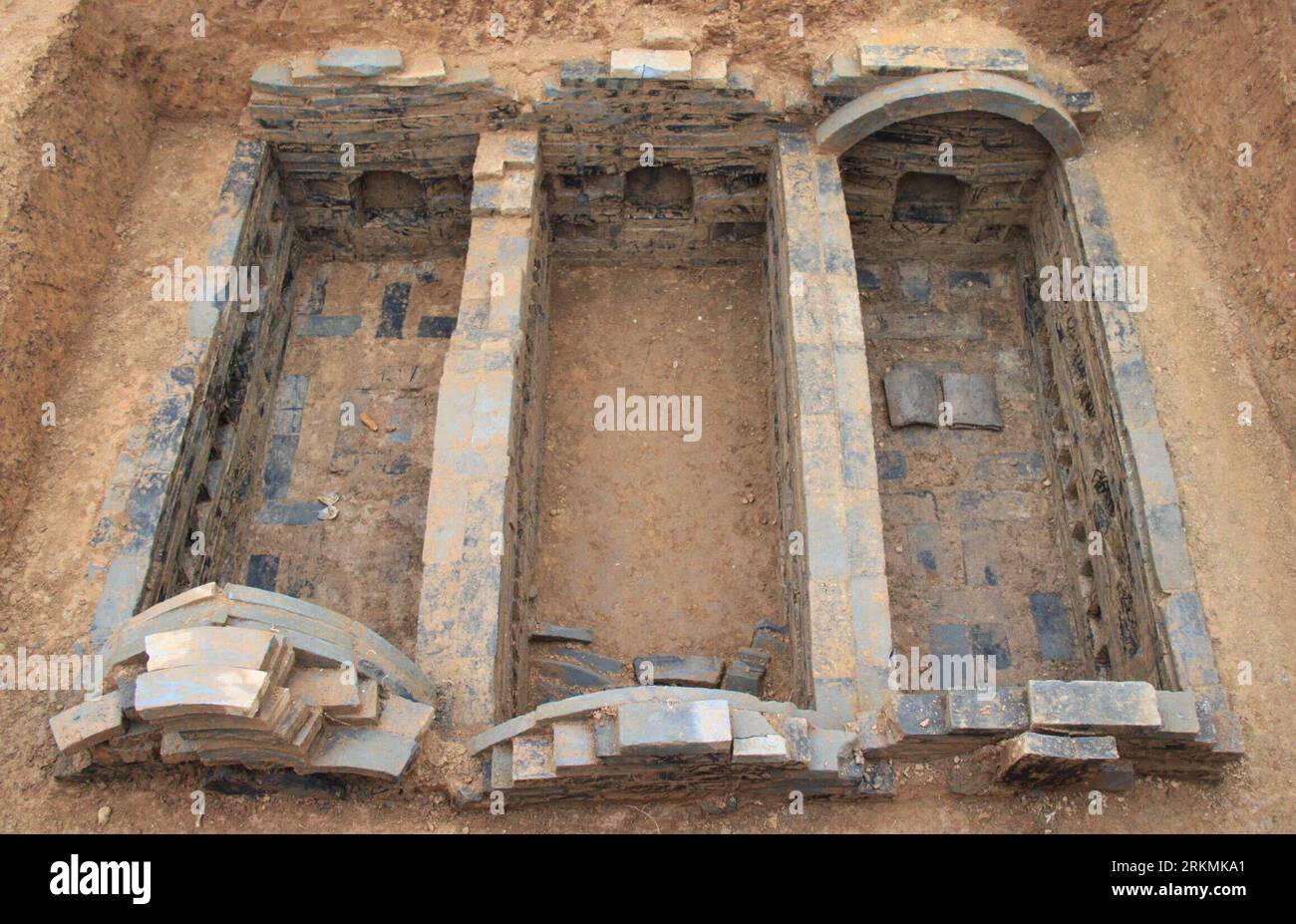 Yang tang tombs hi-res stock photography and images - Alamy