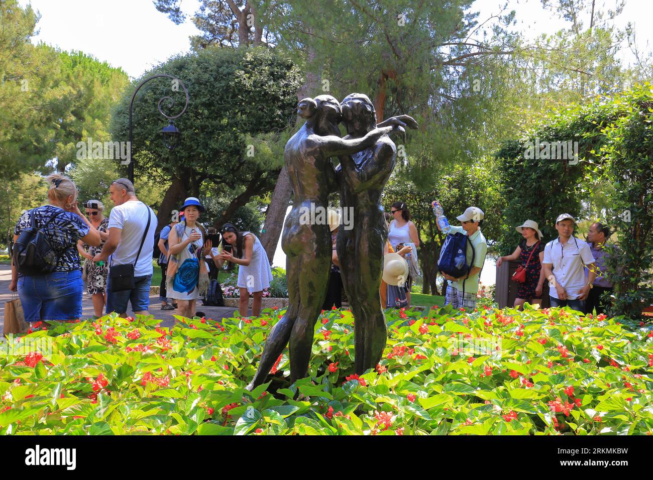 Bronze love statue in Monaco Stock Photo - Alamy