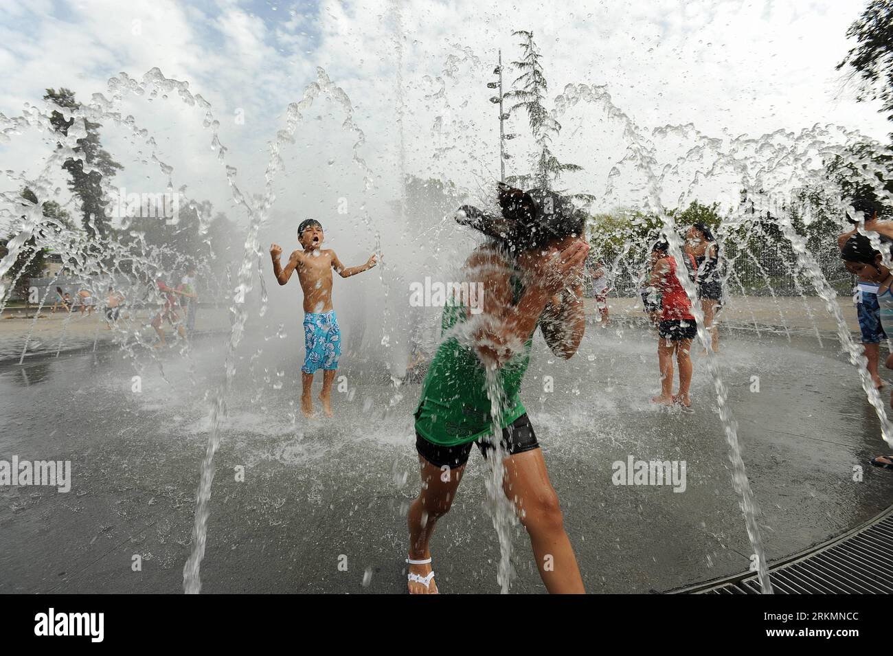 Springbrunnen sommer kinder hi-res stock photography and images - Alamy