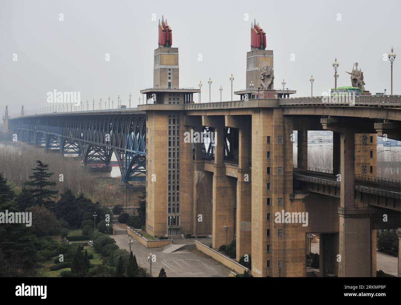Nanjing yangtze river bridge opening hi-res stock photography and ...