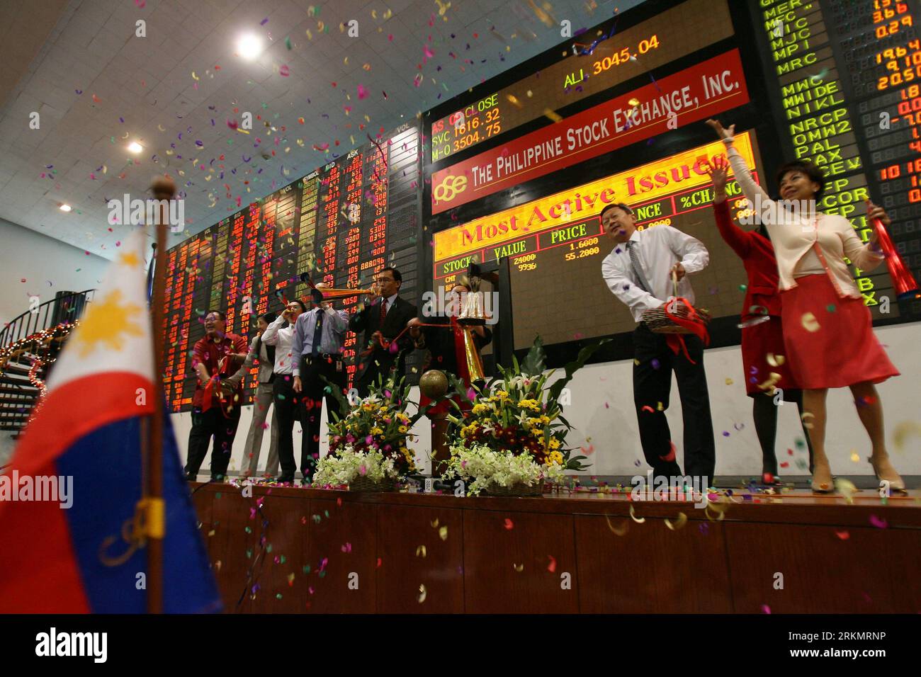 Philippine stock exchange trading floor hi-res stock photography and ...