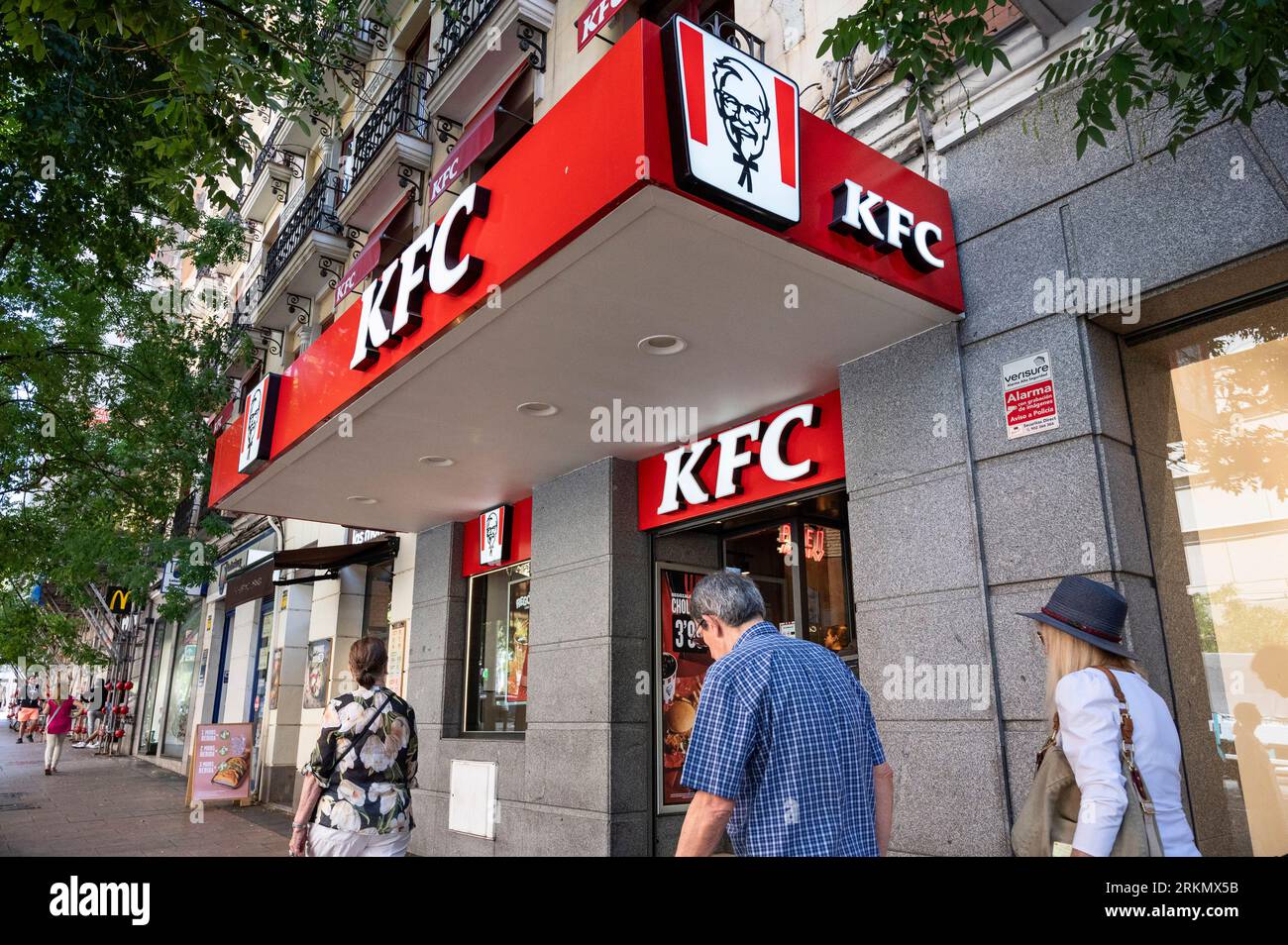 Madrid, Spain. 25th Aug, 2023. Pedestrians walk past the American fast ...