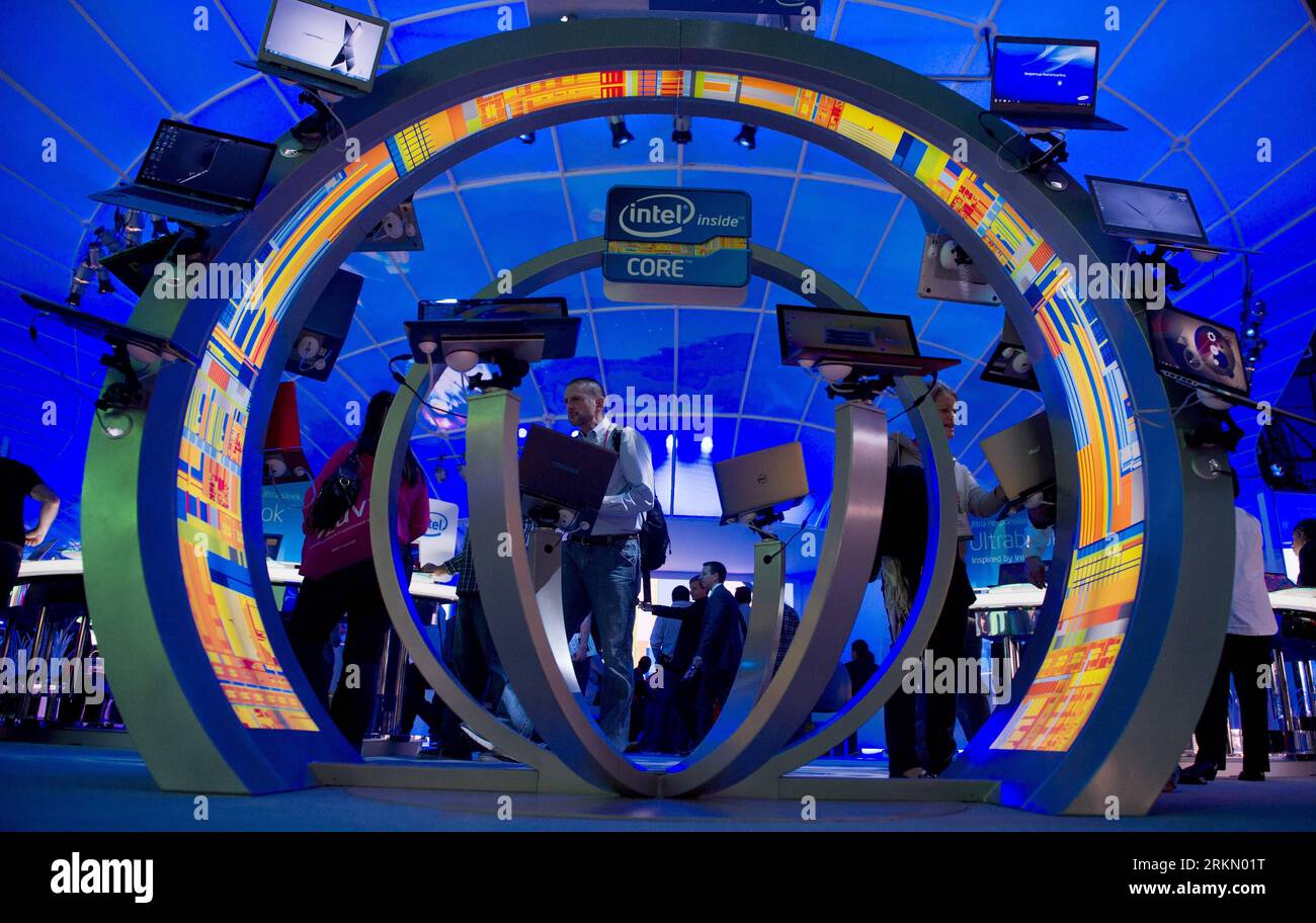 Intel booth hi-res stock photography and images - Alamy