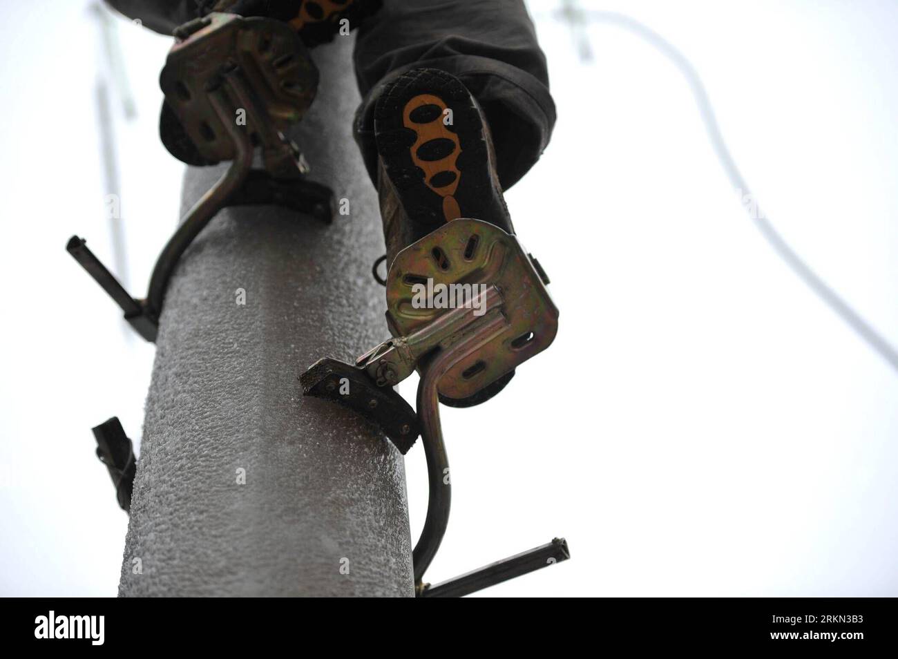 Ice coated wires hi-res stock photography and images - Alamy