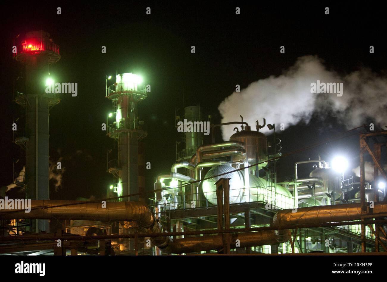 Iran oil refinery hi-res stock photography and images - Alamy