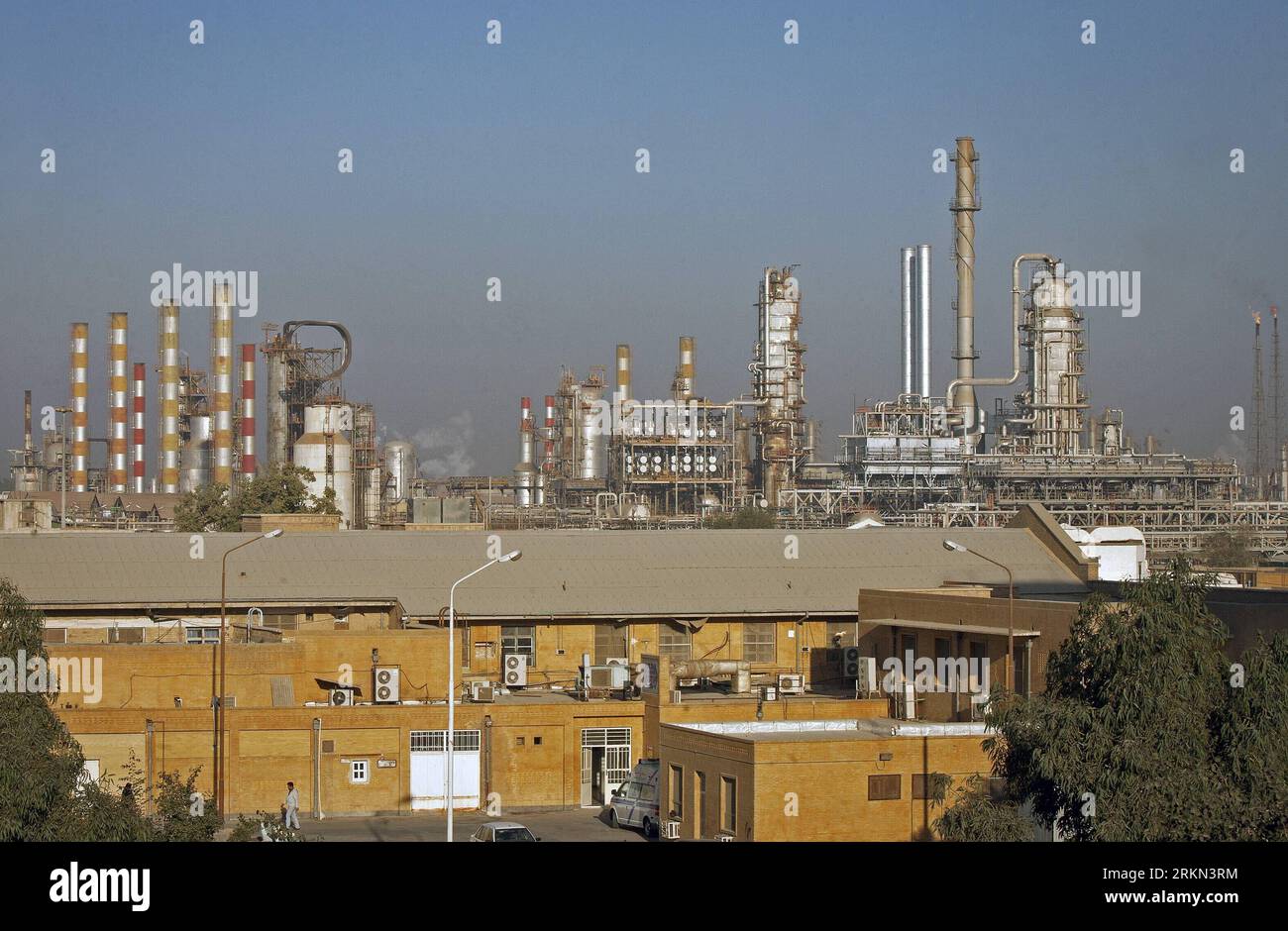 Iran oil refinery hi-res stock photography and images - Alamy