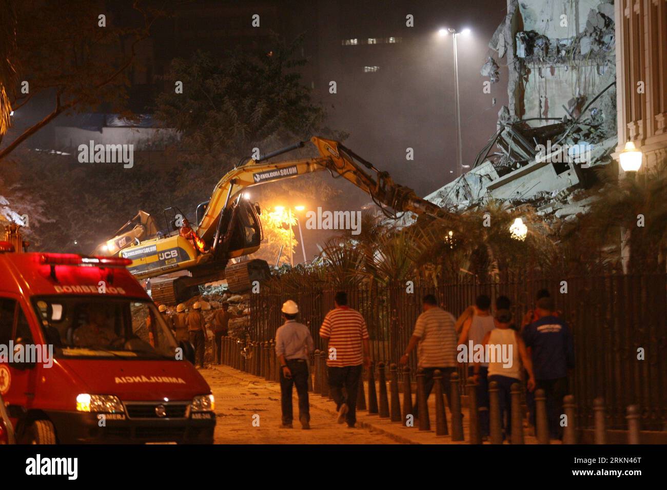 Brazil building collapse 2012 hi-res stock photography and images - Alamy