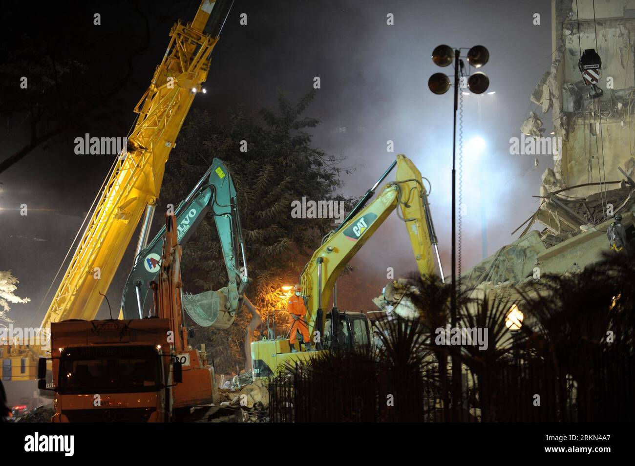 Brazil building collapse 2012 hi-res stock photography and images - Alamy