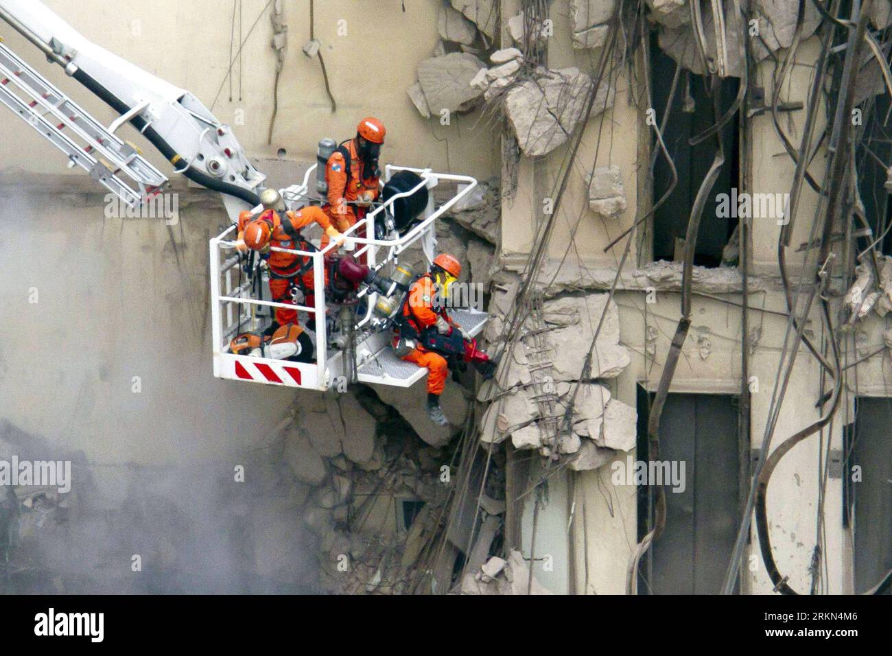 Brazil building collapse 2012 hi-res stock photography and images - Alamy