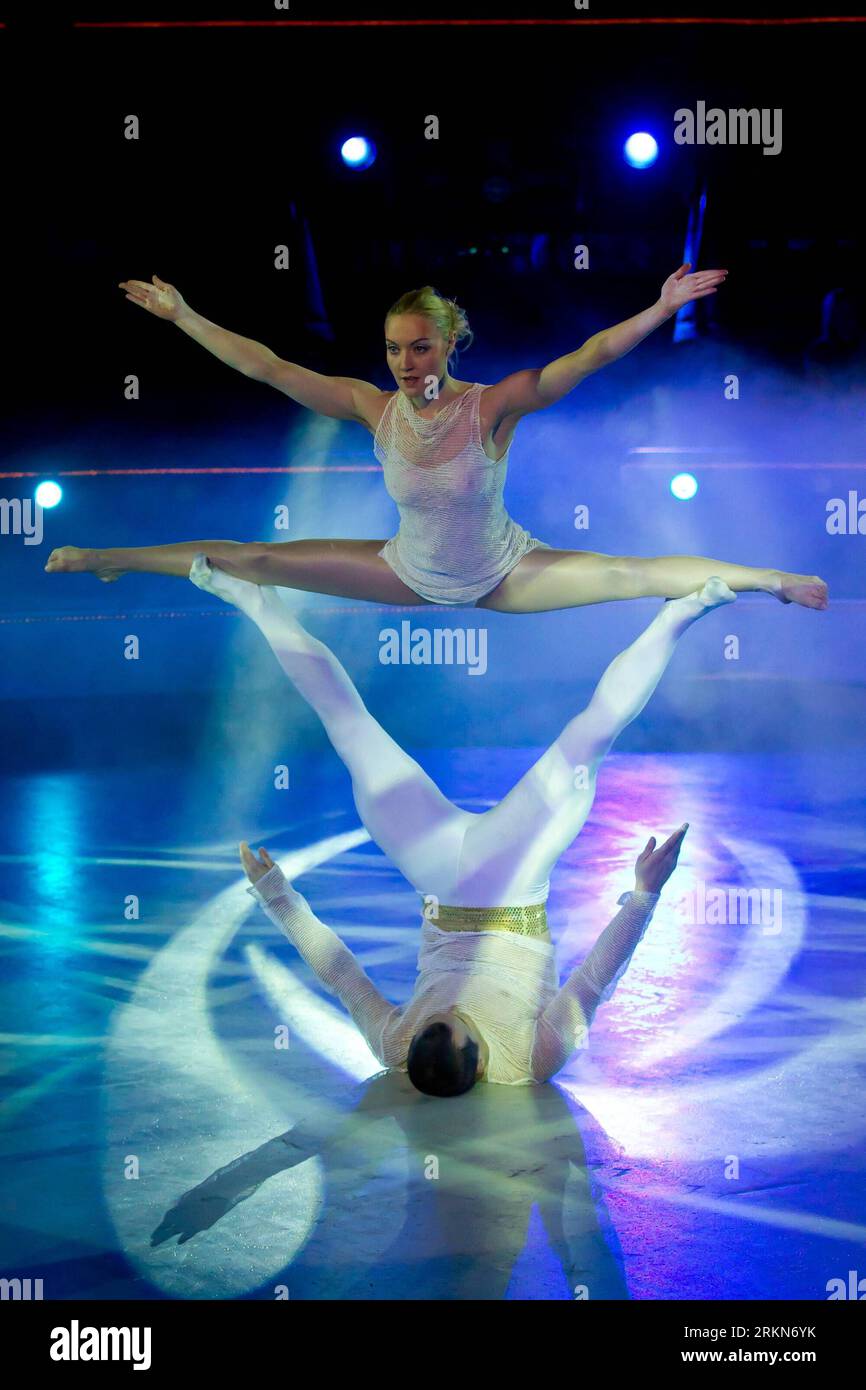 Acrobatic duo hi-res stock photography and images - Alamy