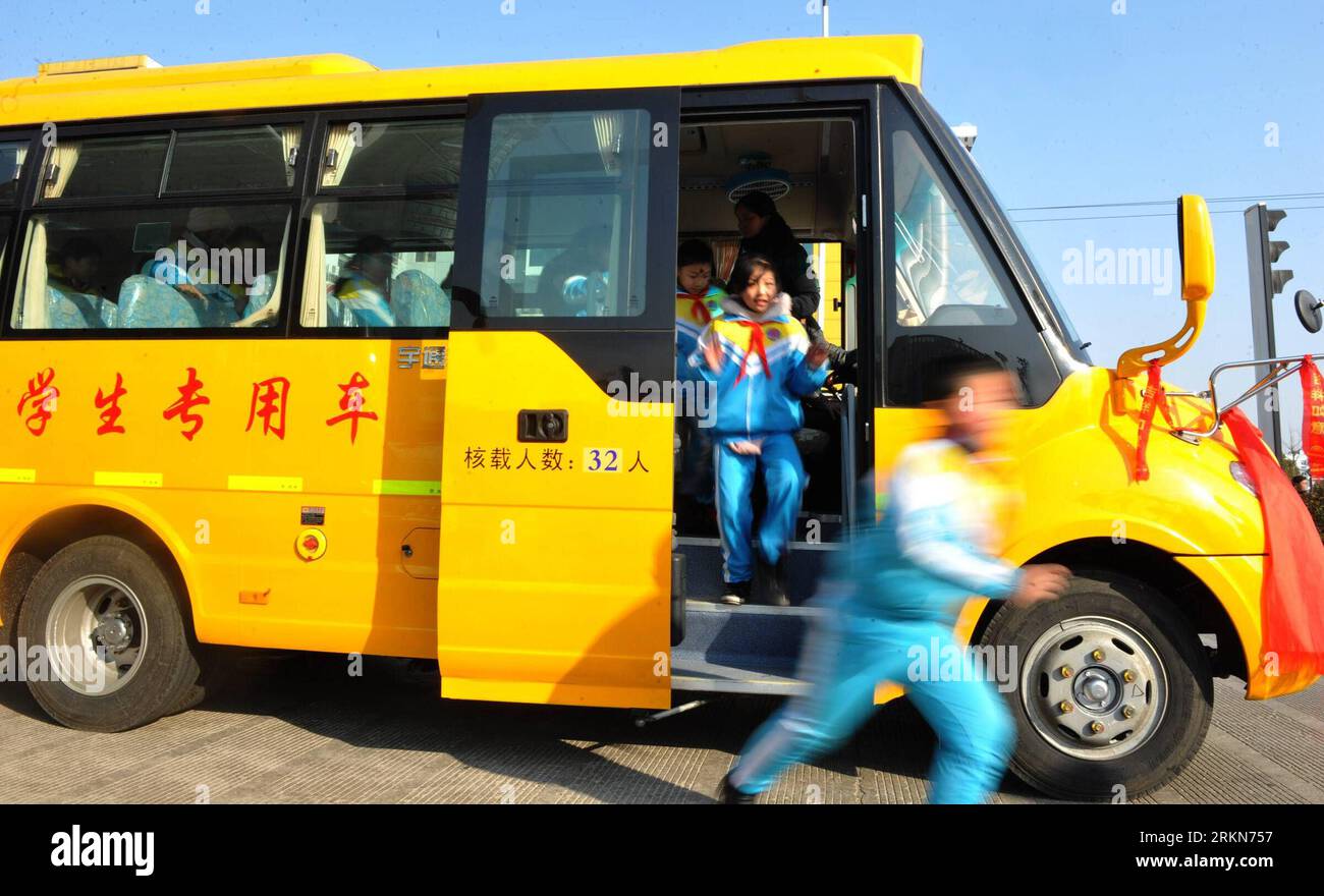 Schule und bus hi-res stock photography and images - Alamy
