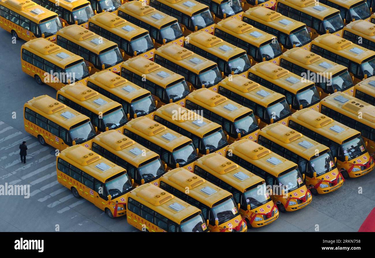 Bus und schule hi-res stock photography and images - Alamy