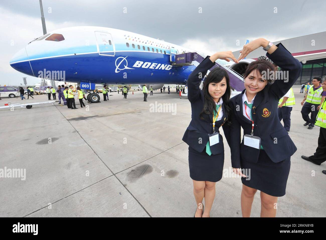 Boeing 787 thai airlines front hi-res stock photography and images - Alamy