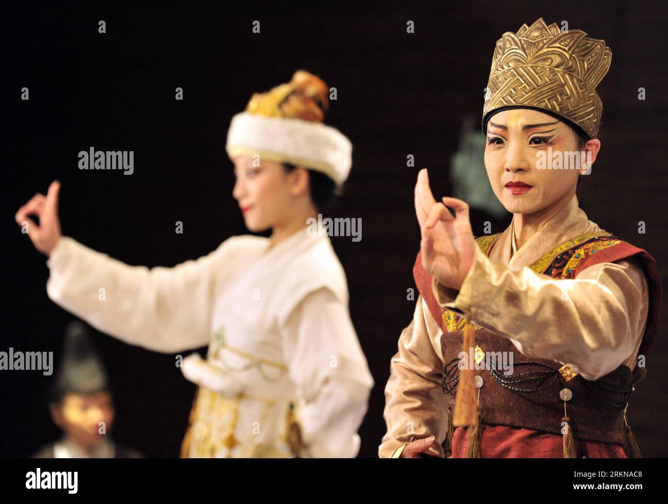 Actresses rehearse the show hi-res stock photography and images - Alamy