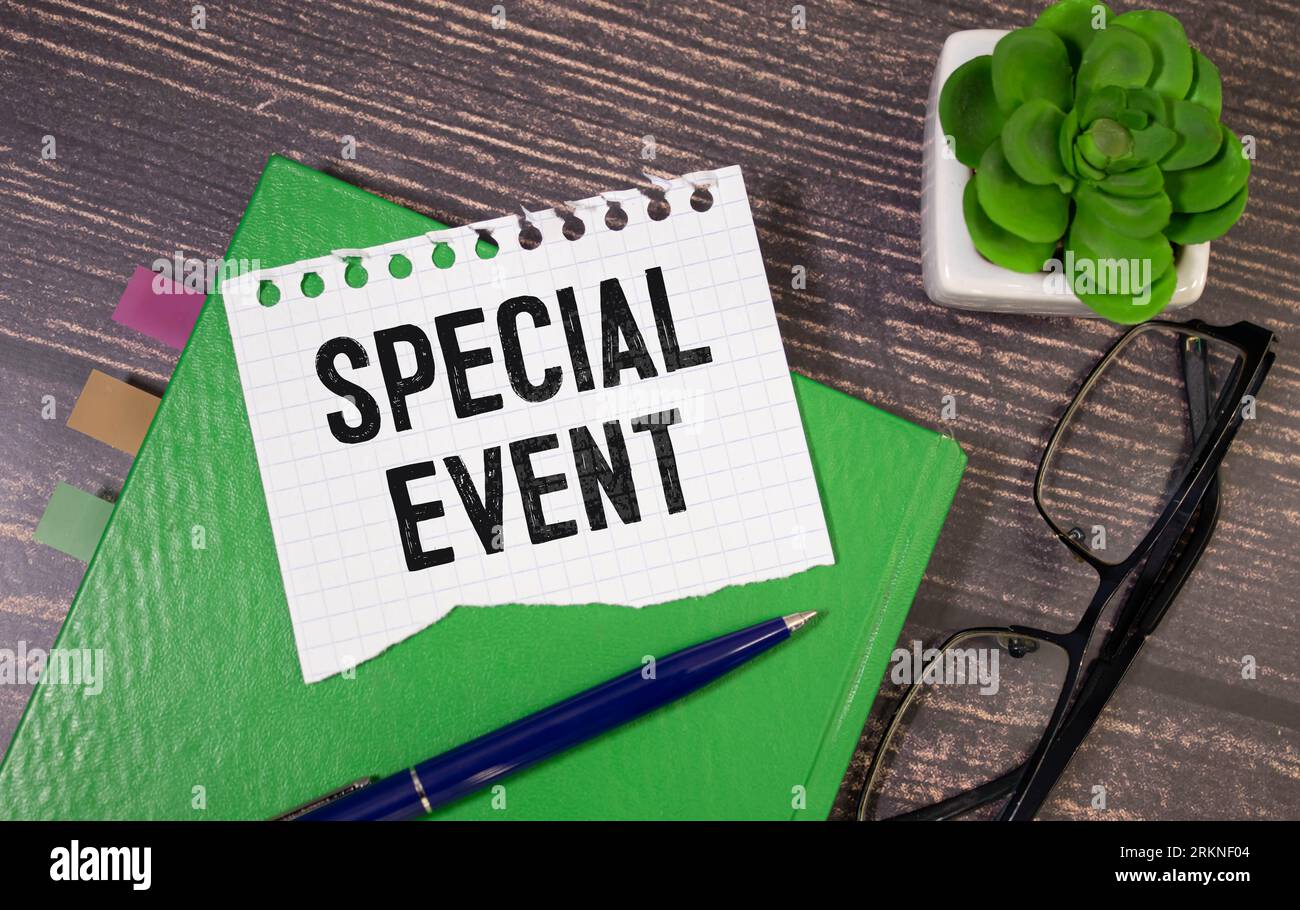 Magazine magnifying glass hi-res stock photography and images - Alamy