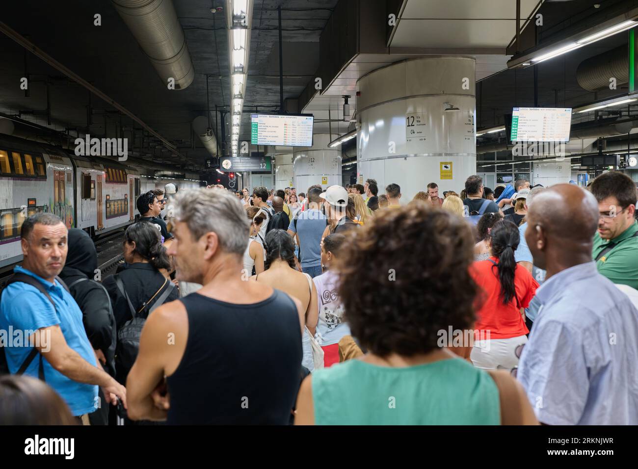 platform of the train station in Sants full of people due to problems ...