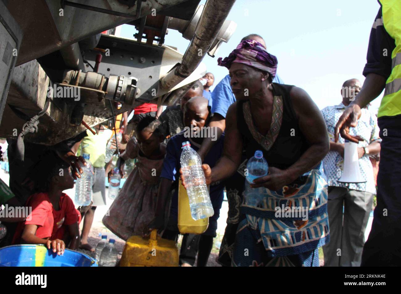 Homeless food line hi-res stock photography and images - Alamy