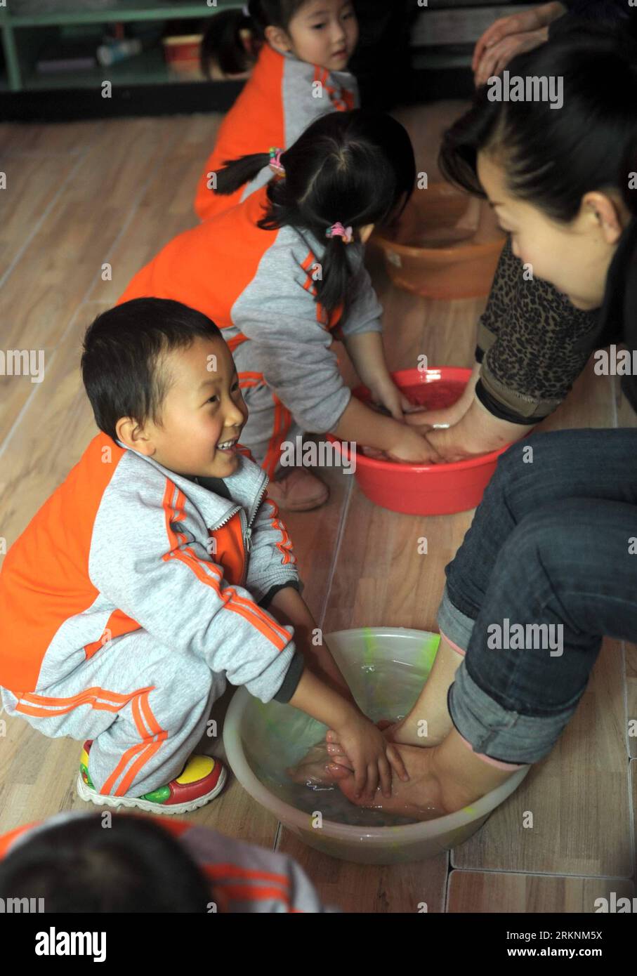 China mother's day wash hi-res stock photography and images - Alamy