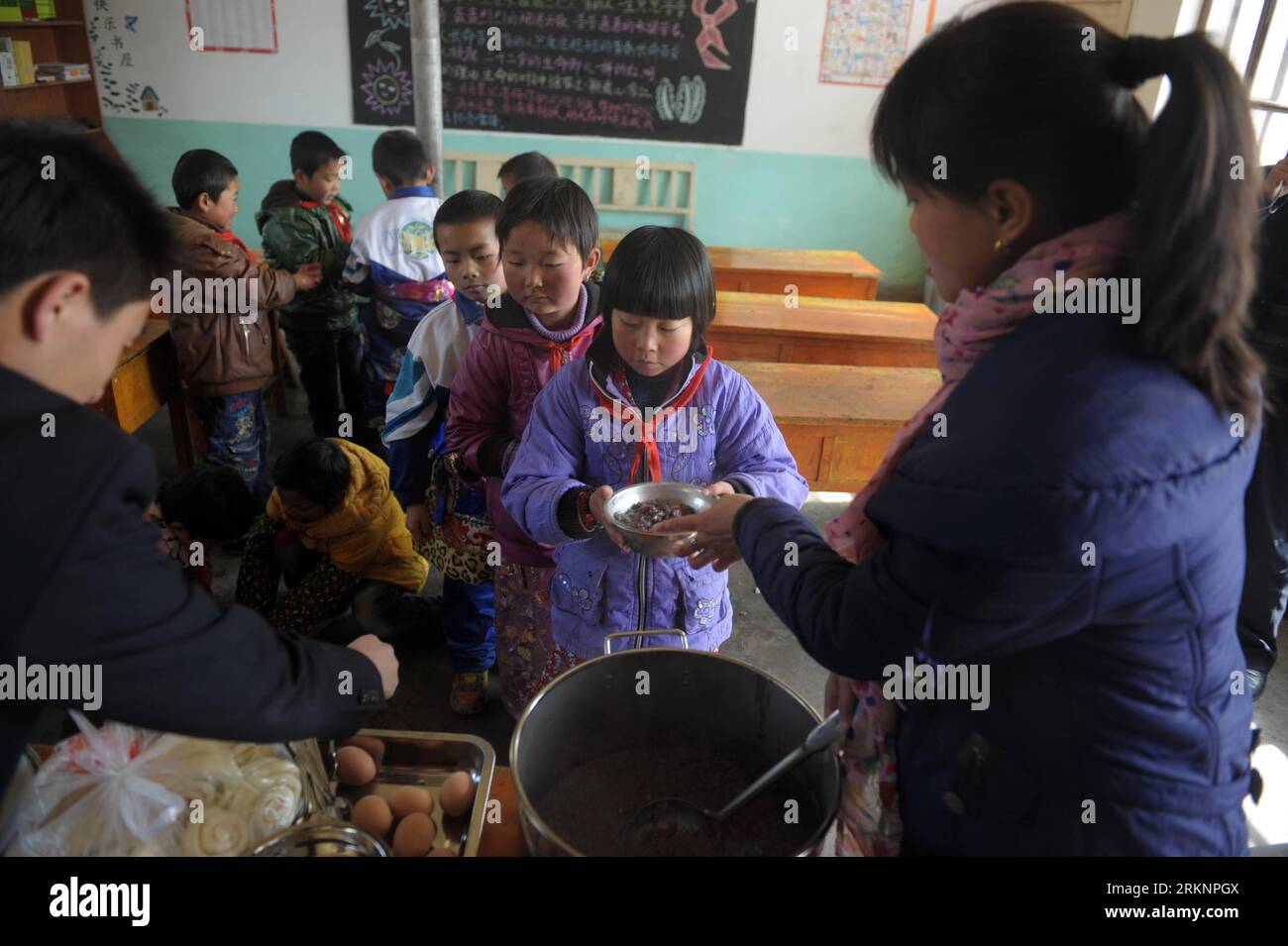 Primary school lunch queue hi-res stock photography and images - Alamy