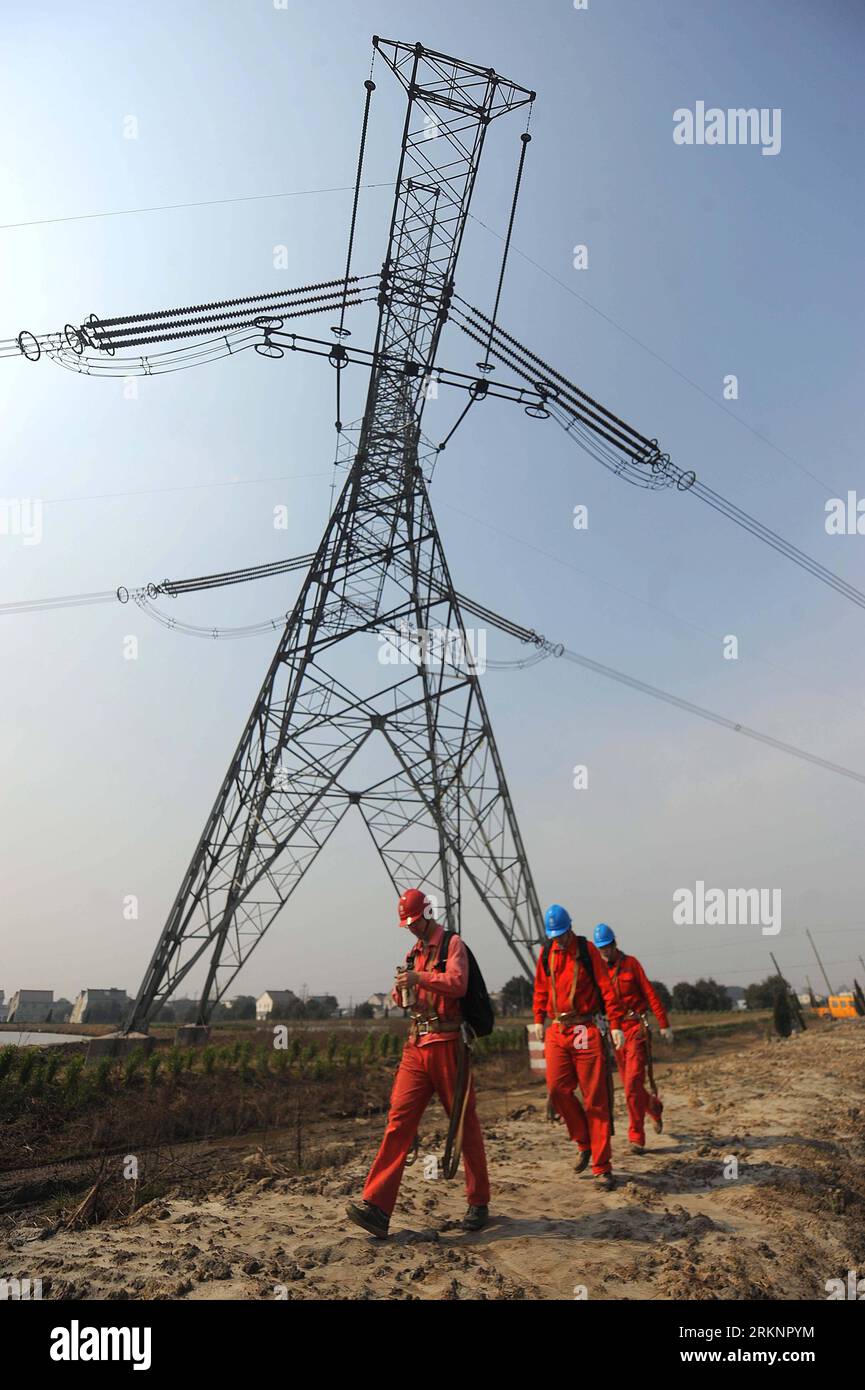 Ultra high voltage power lines hi-res stock photography and images - Alamy