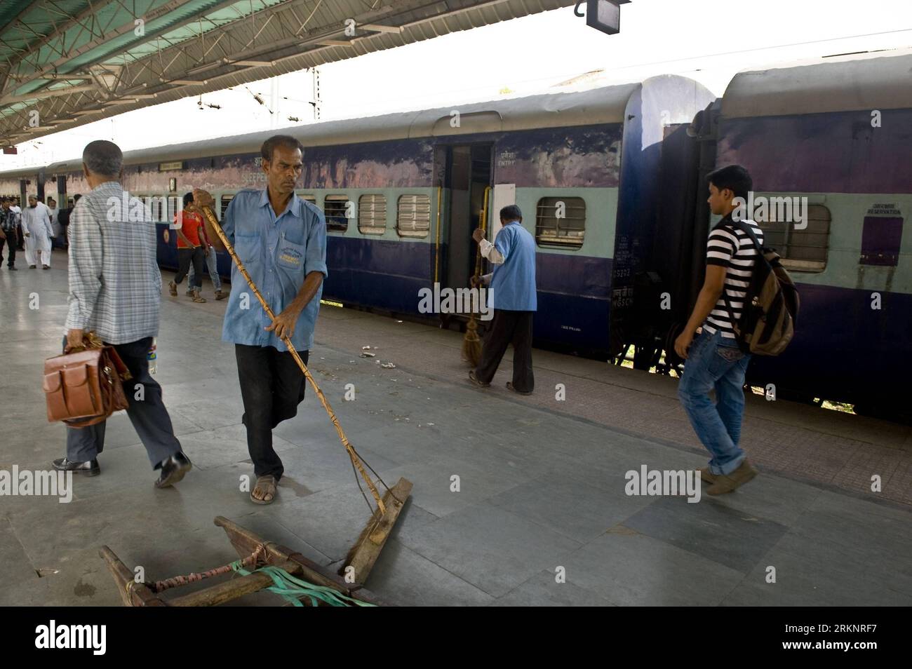 India train people on top hi-res stock photography and images - Alamy