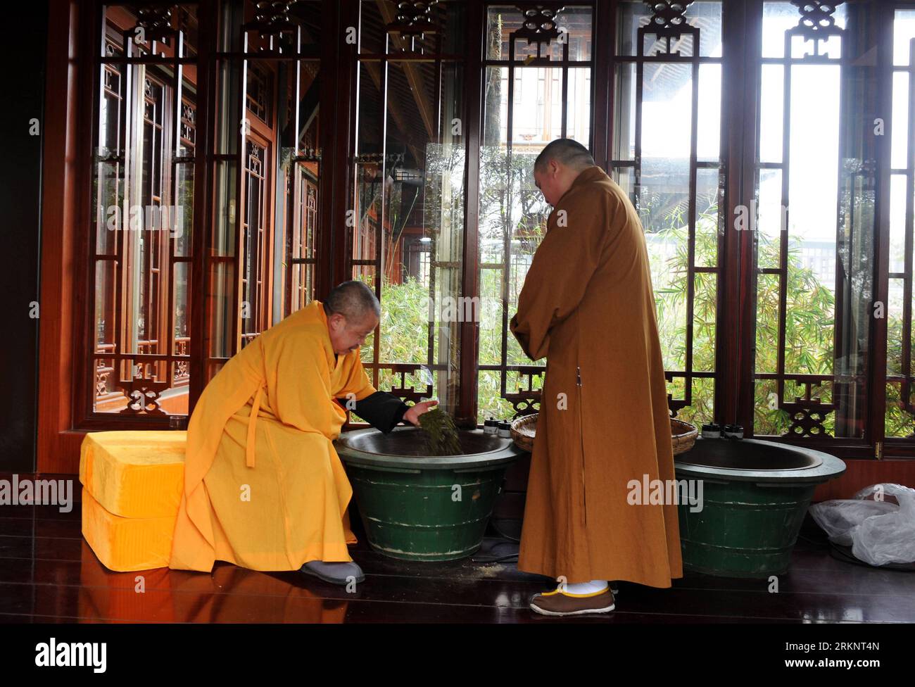 Sichuan emei mountain buddhist academy hi-res stock photography and ...