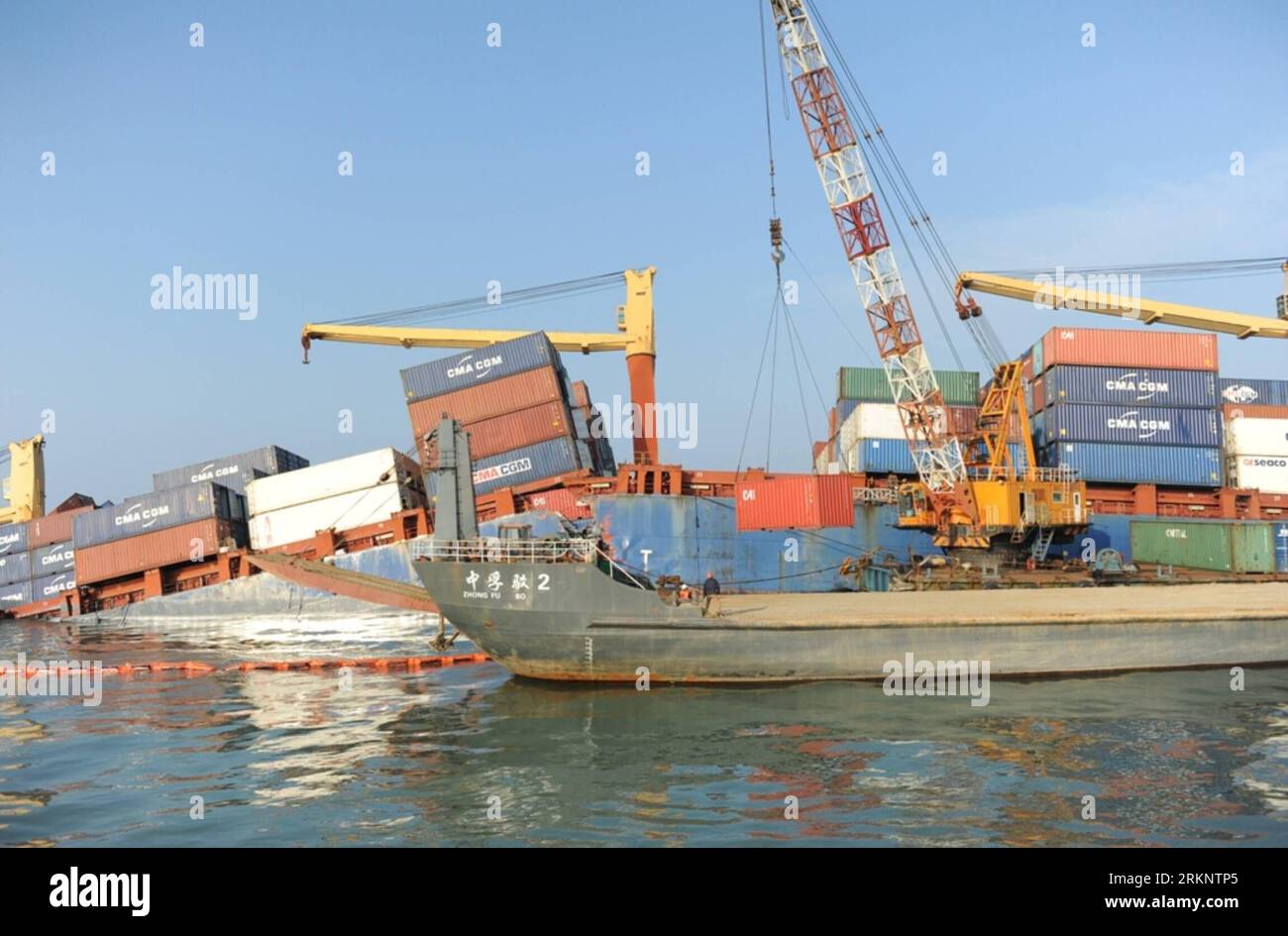 Grounded ship hi-res stock photography and images - Alamy