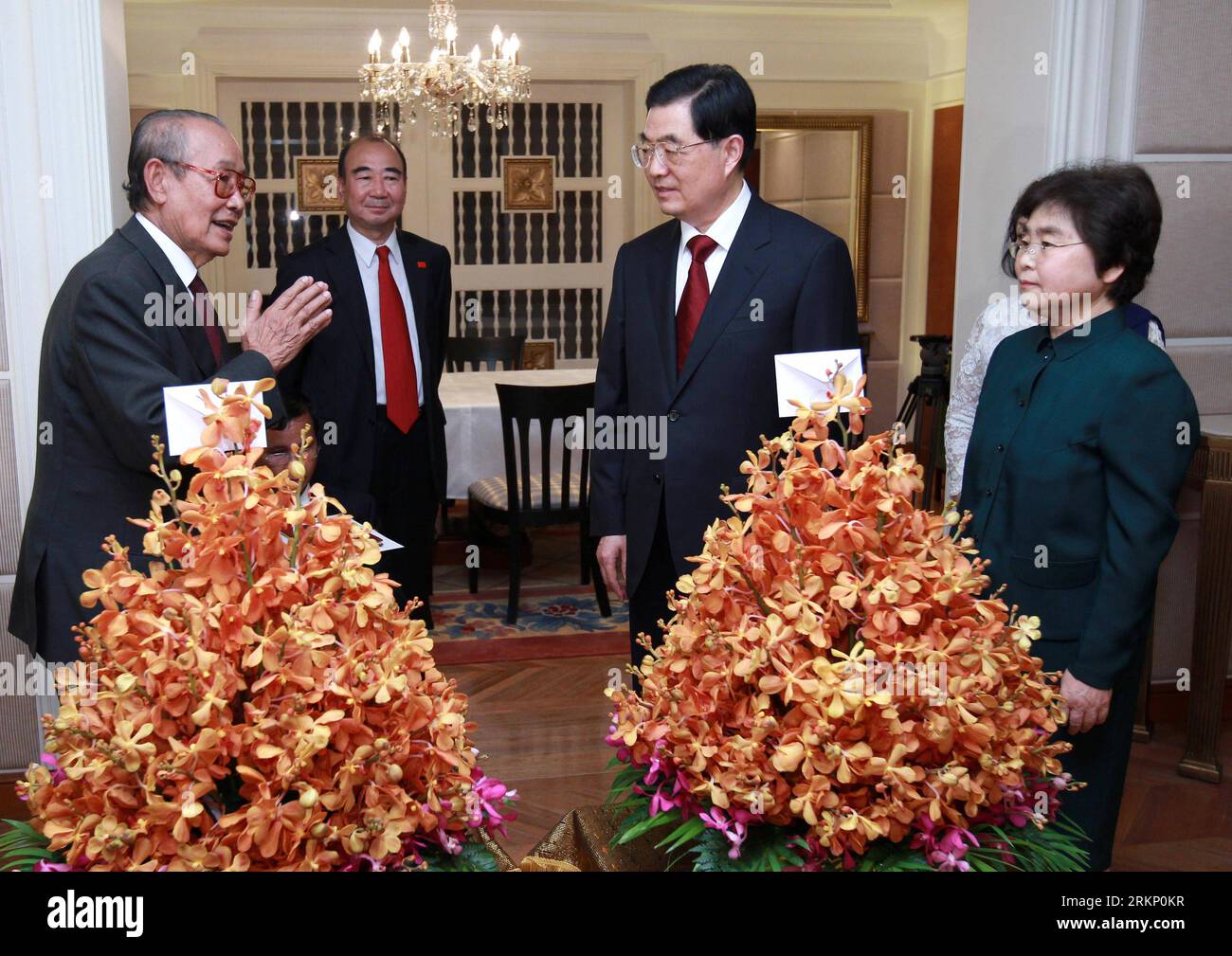 President hu jintao and wife liu yongqing hi-res stock photography and ...