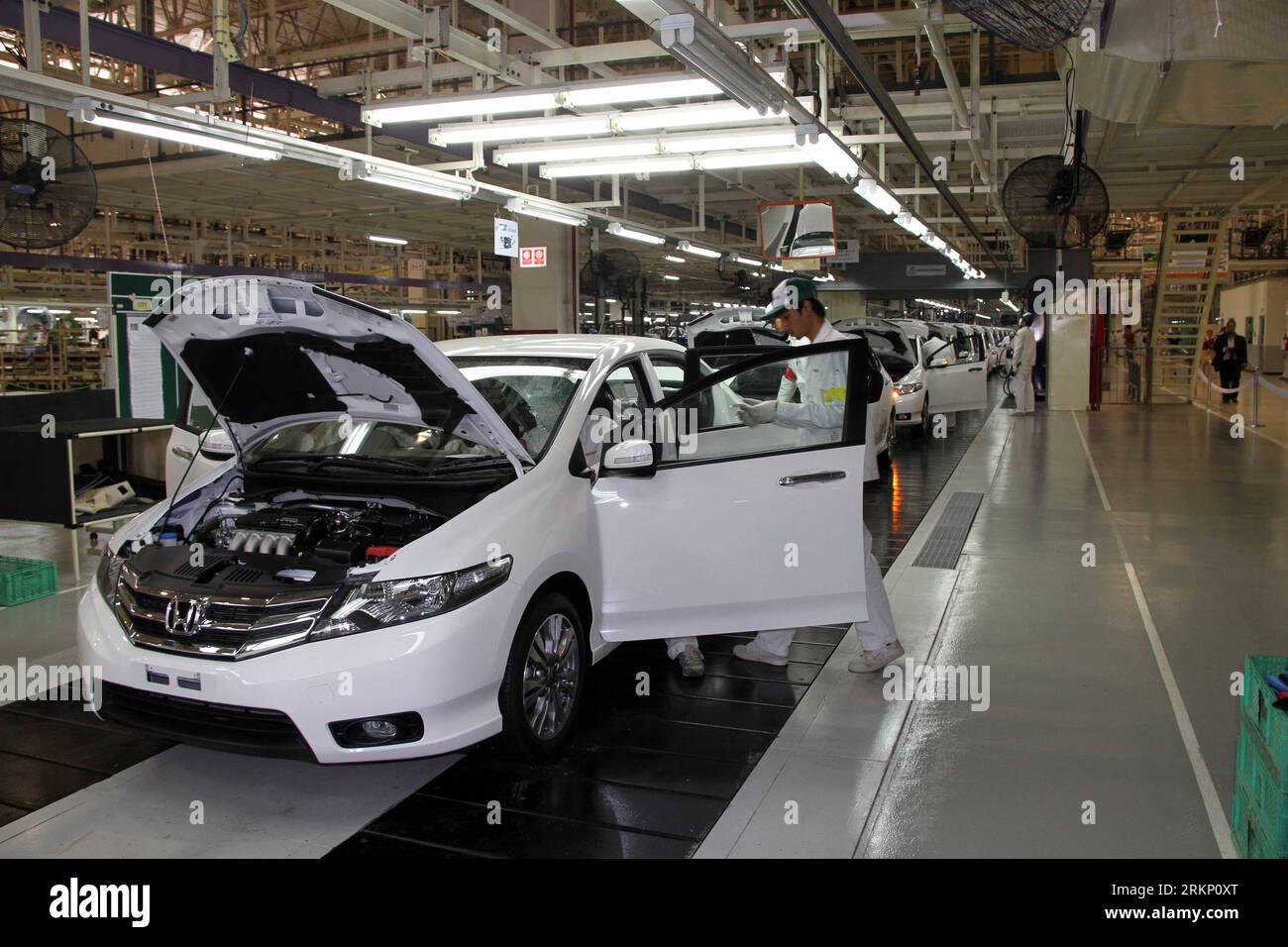Honda production line hi-res stock photography and images - Alamy