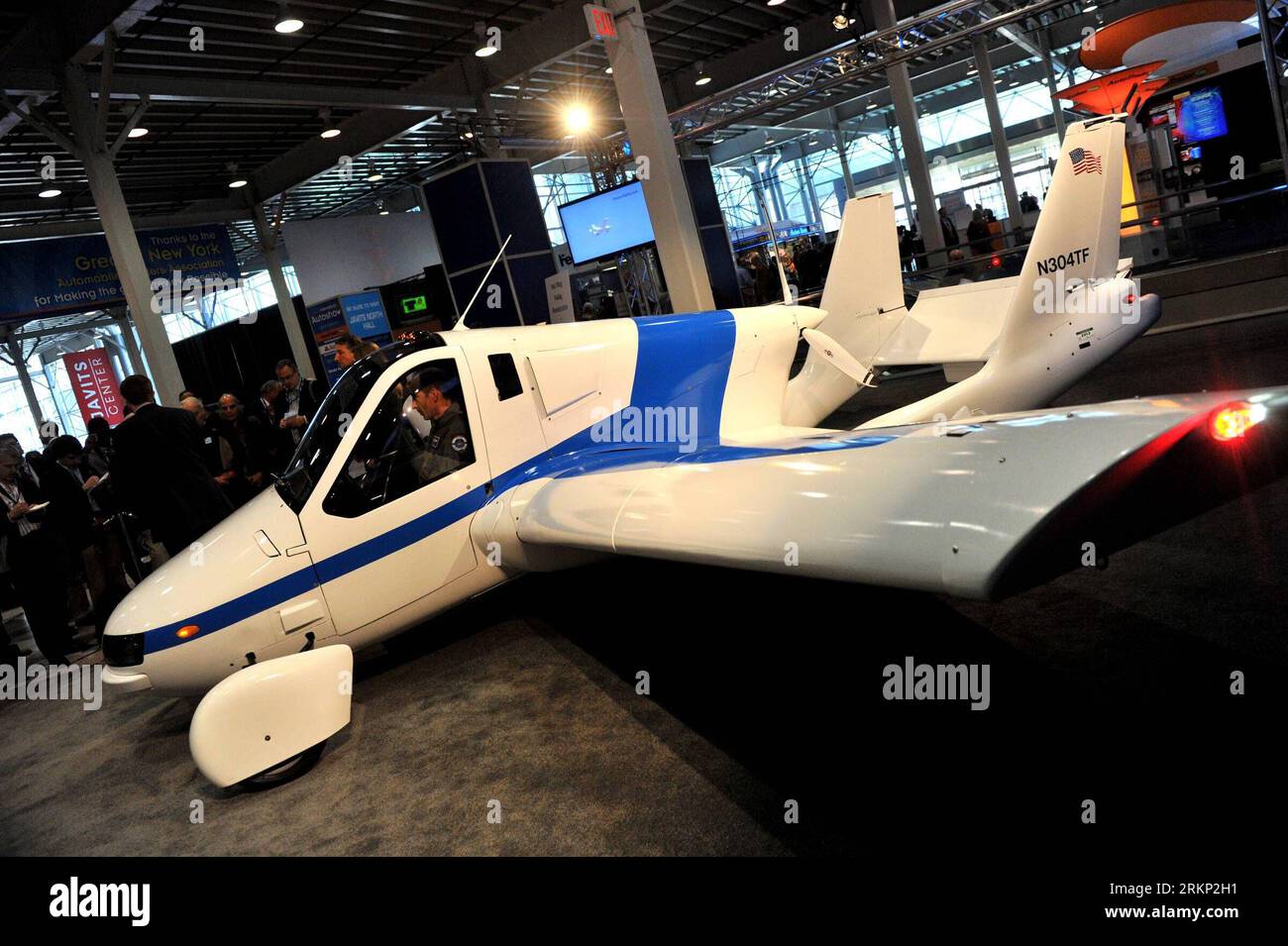 Fliegendes auto hi-res stock photography and images - Alamy