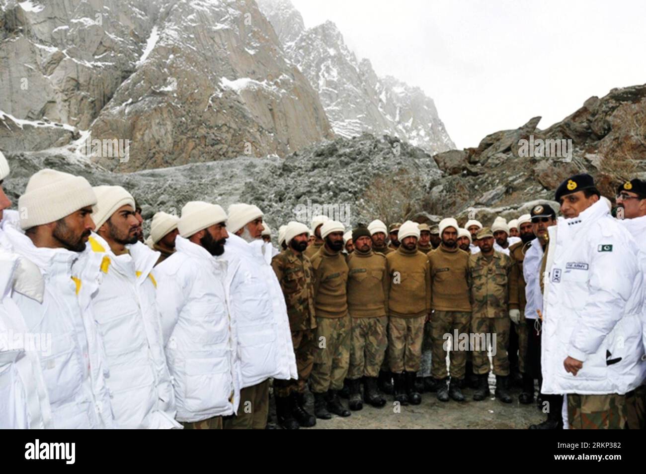 Siachen glacier army hi-res stock photography and images - Alamy