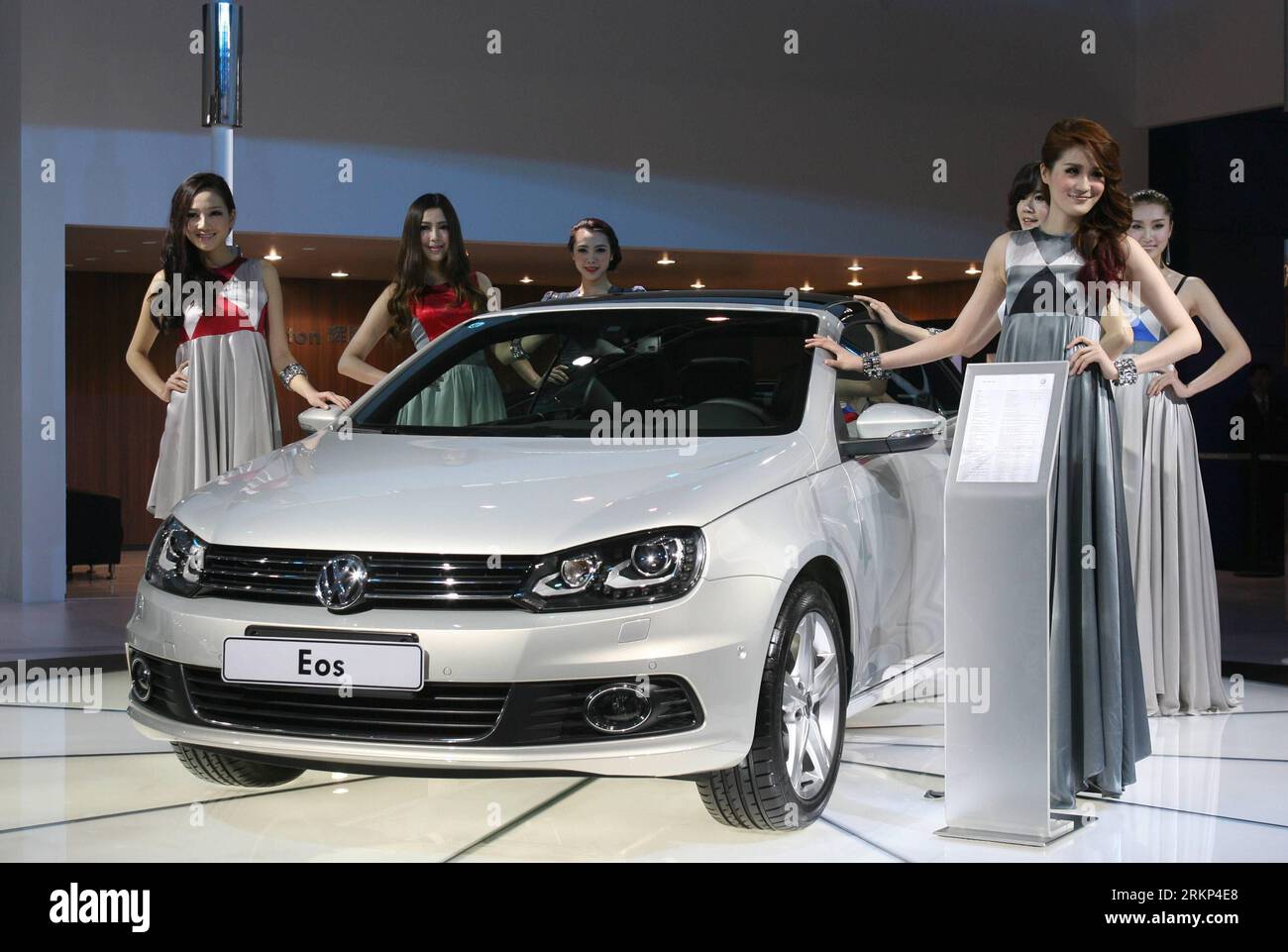 China auto show models hi-res stock photography and images - Alamy