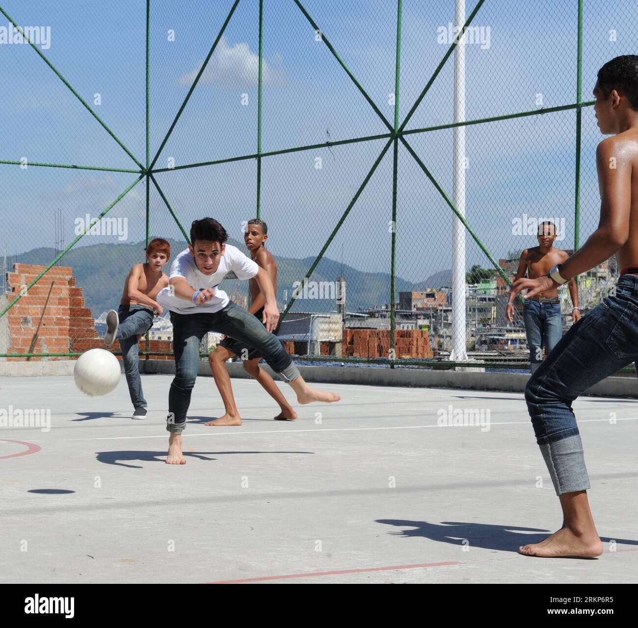 Rio de janeiro slum football hi-res stock photography and images - Alamy