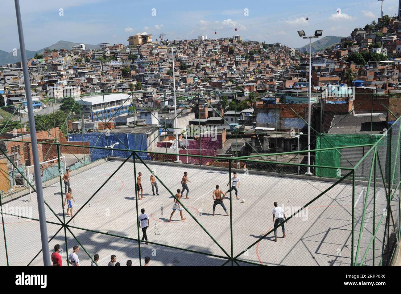 Rio de janeiro slum football hi-res stock photography and images - Alamy