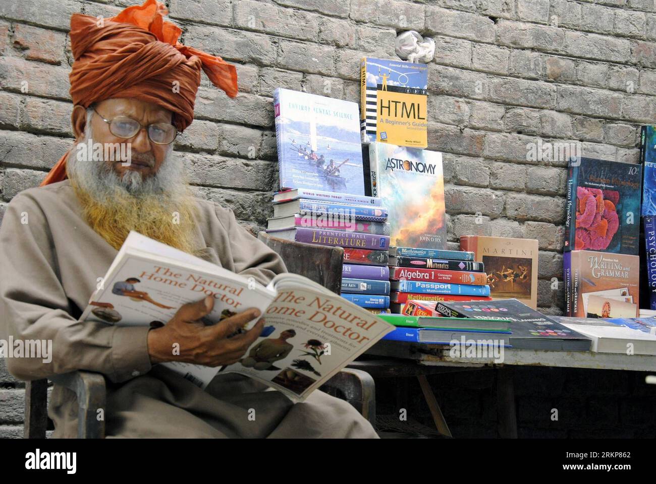 Roadside book stall hi-res stock photography and images - Alamy